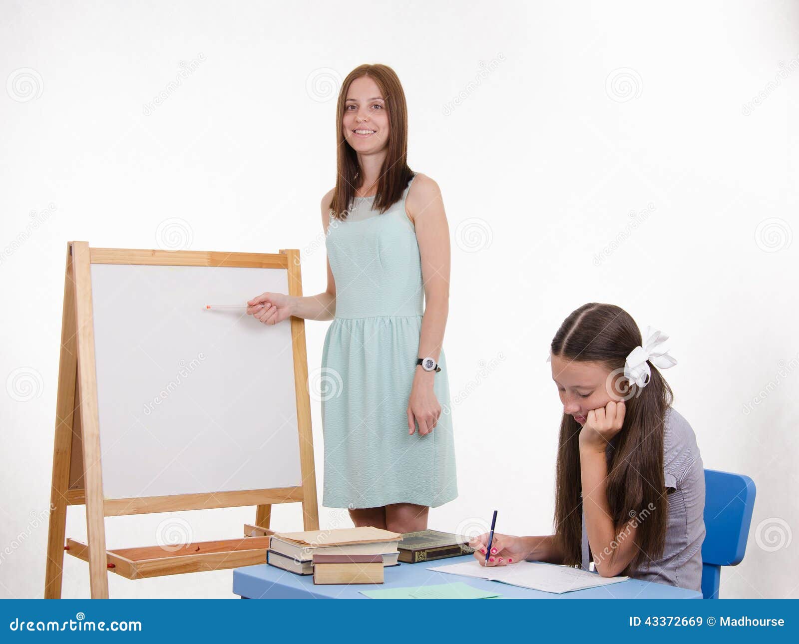 El Profesor Explica Tarea En La Pizarra Imagen de archivo - Imagen de ...