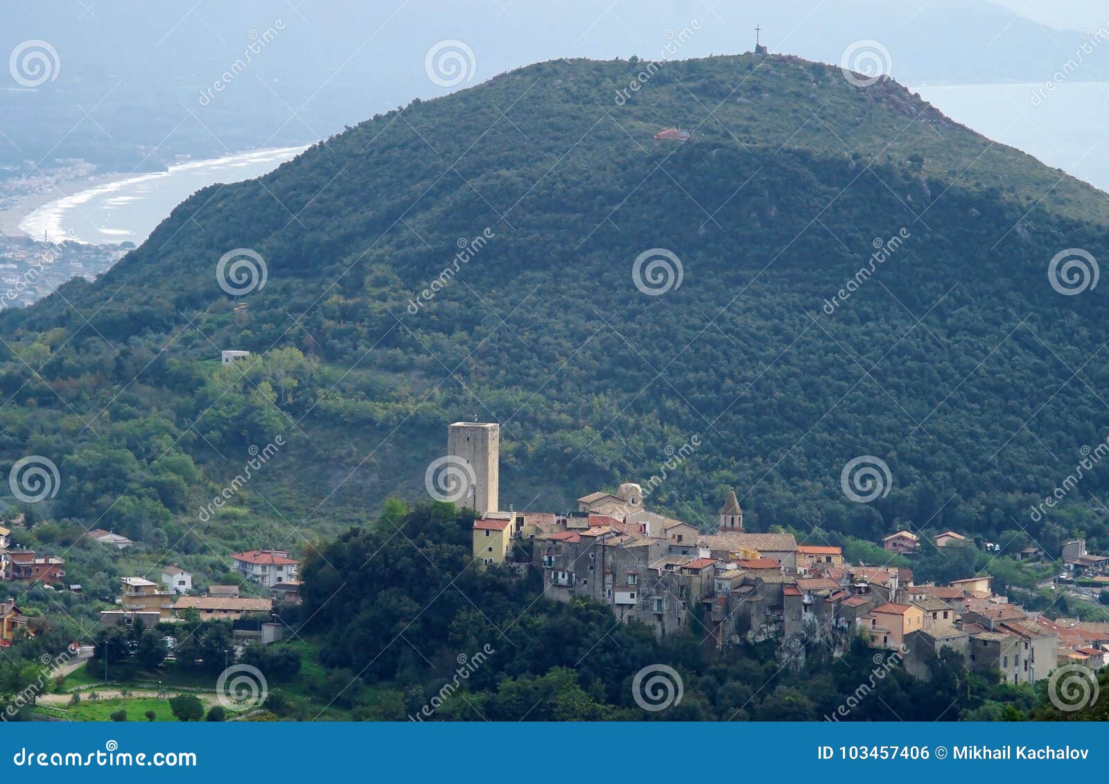 El pueblo de Maranola foto de archivo. Imagen de brillante - 103457406