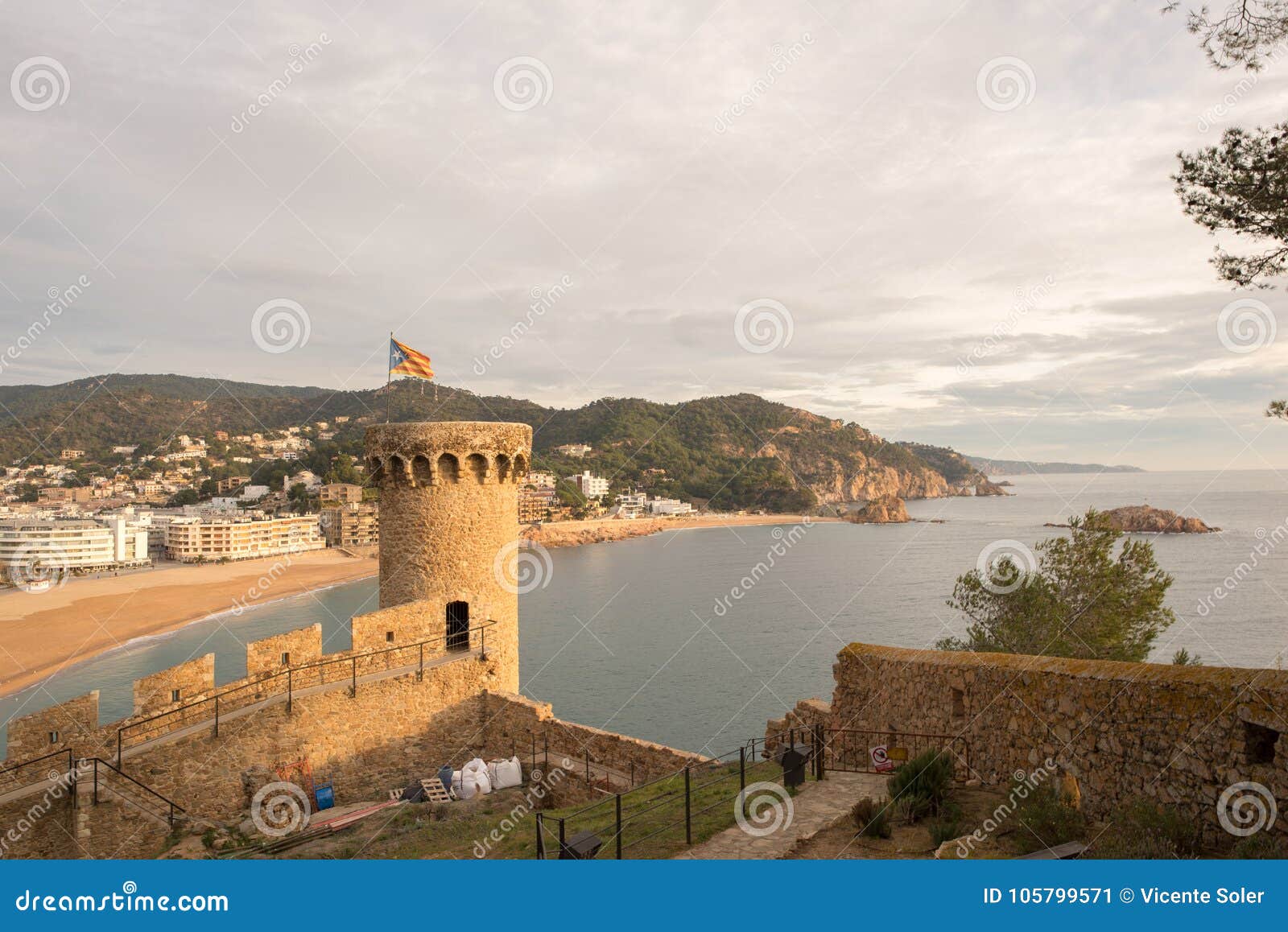 El Pueblo De Tossa De Mar En Costa Brava Imagen de archivo - Imagen de ...
