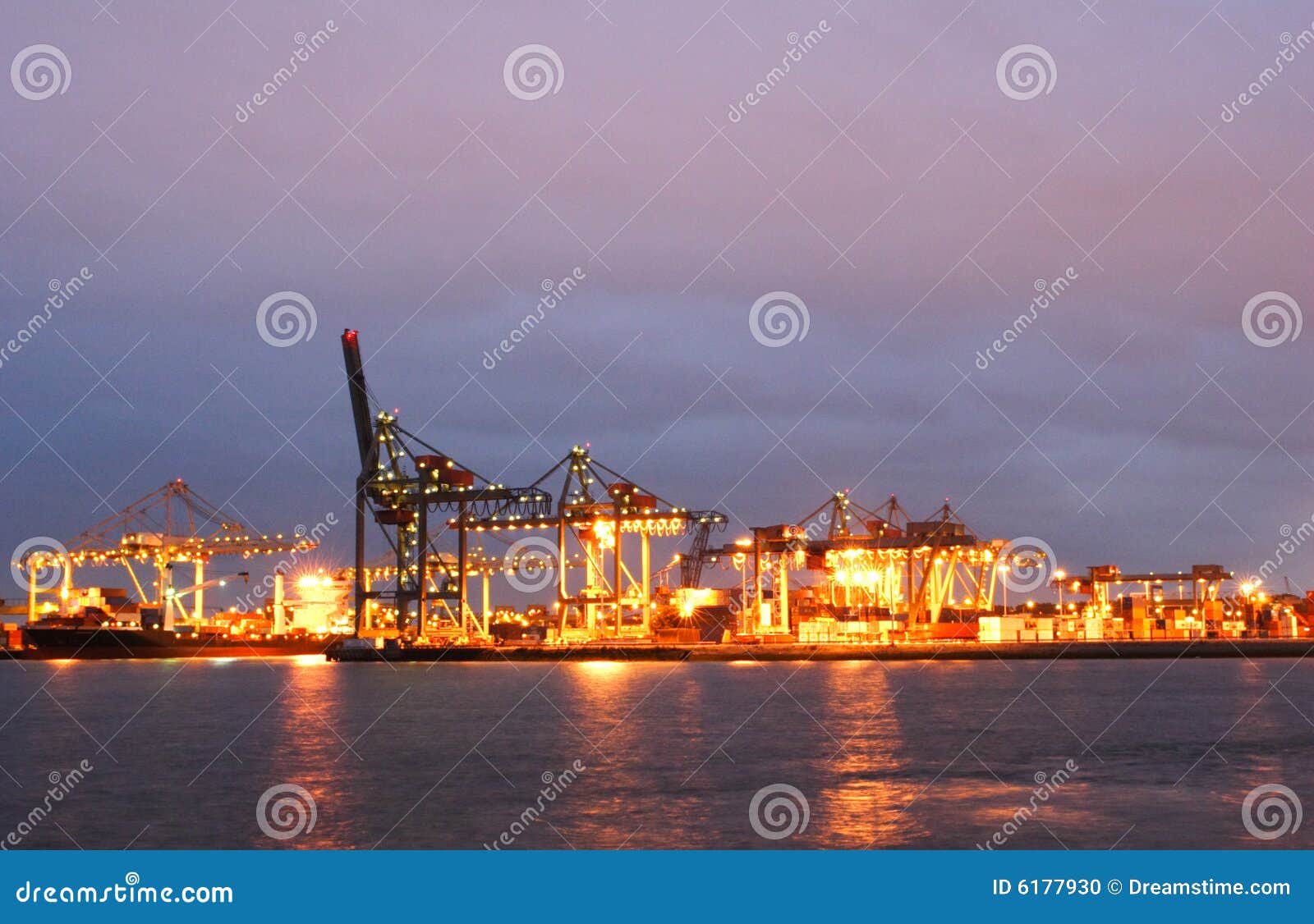 El Puerto De Rotterdam En La Noche Foto de archivo - Imagen de ...