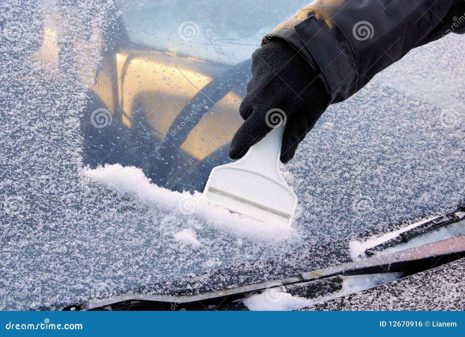 El raspar del hielo foto de archivo. Imagen de limpiador - 12670916