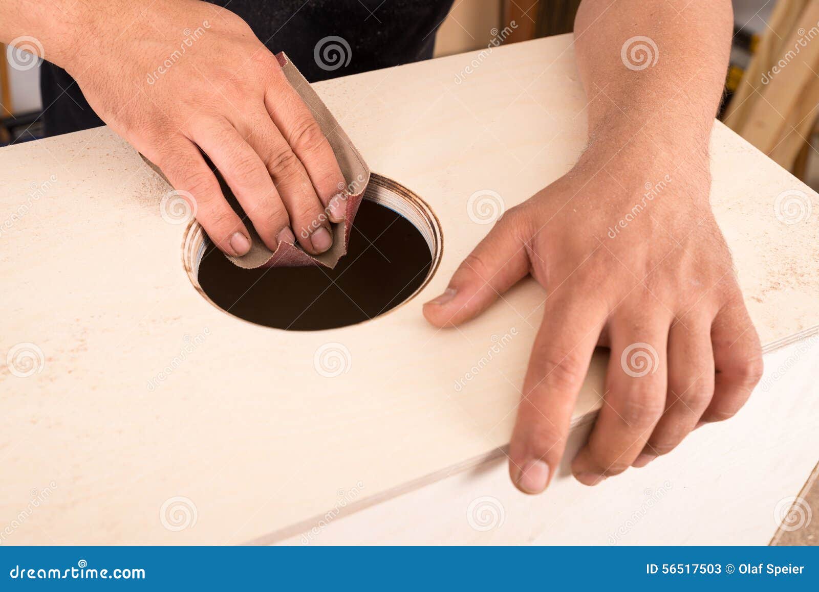 El Refinar Con El Papel De La Arena Imagen de archivo - Imagen de ...