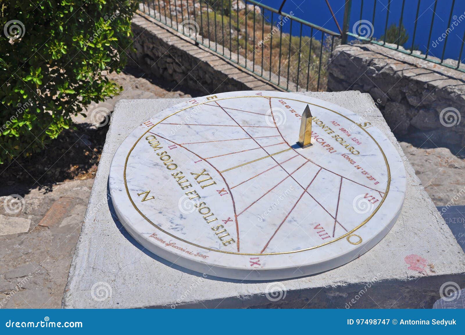 El Reloj De Sol Antiguo En La Isla De Capri Imagen de archivo - Imagen ...