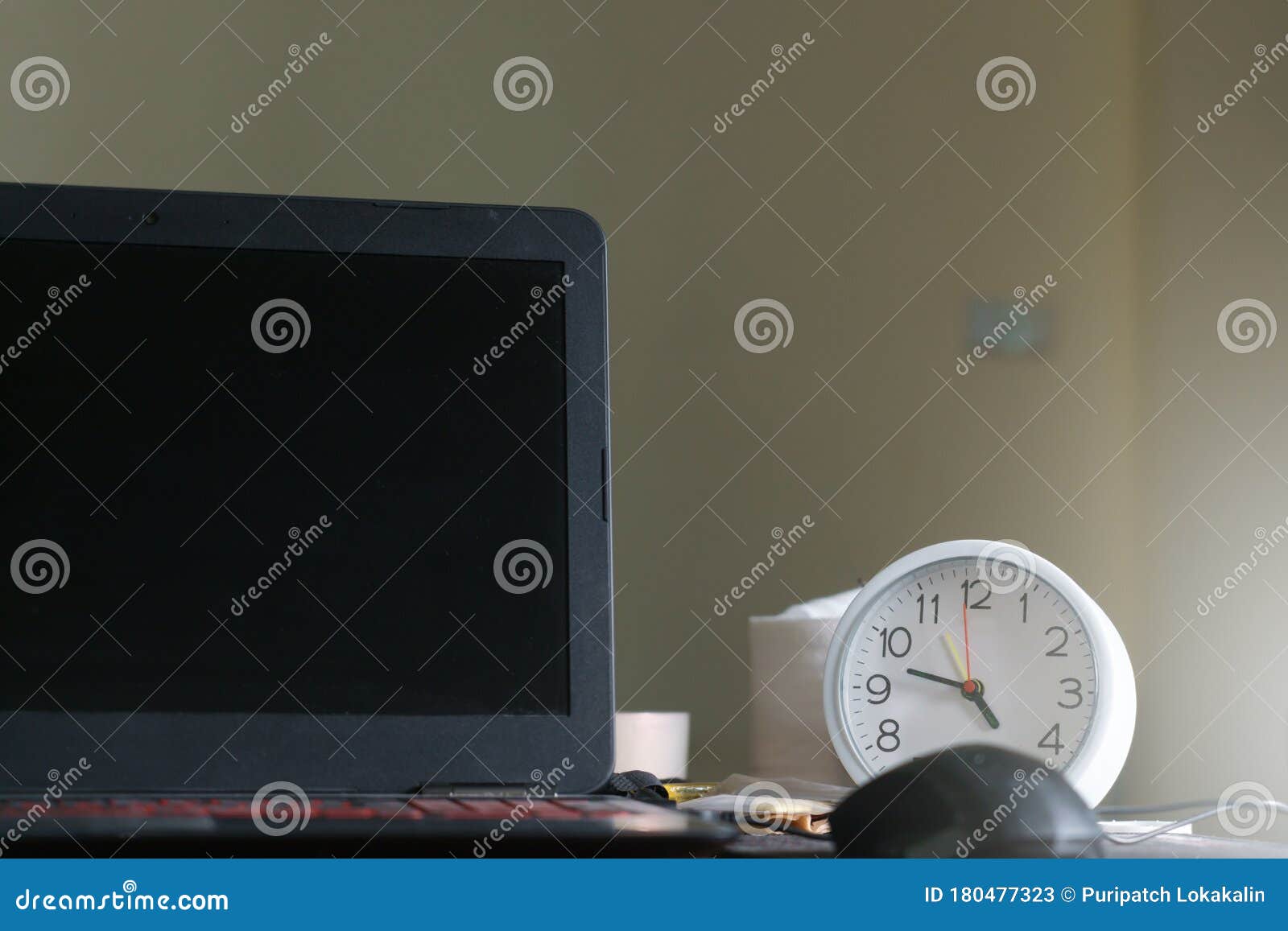 El reloj en el escritorio imagen de archivo. Imagen de hora - 180477323