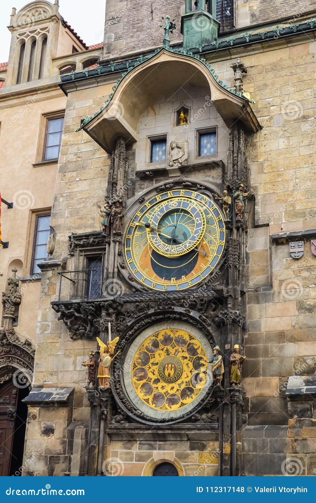El reloj famoso de Praga foto de archivo. Imagen de azul - 112317148