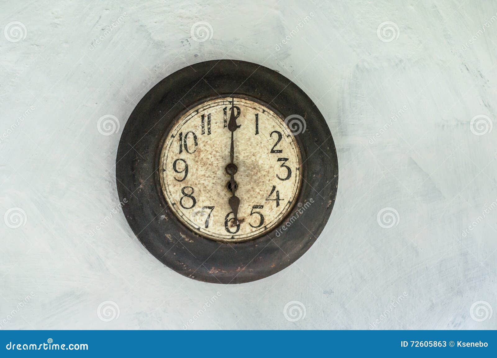 El reloj muestra las seis imagen de archivo. Imagen de textura - 72605863