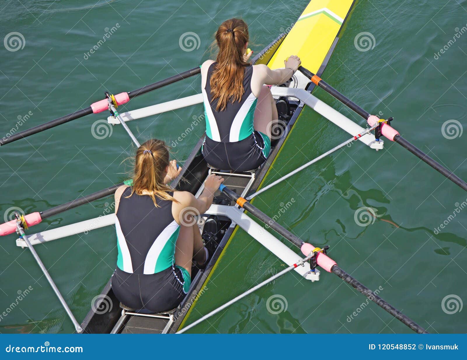 El Remar De Dos Mujeres Jovenes Fotografía editorial - Imagen de kayak ...