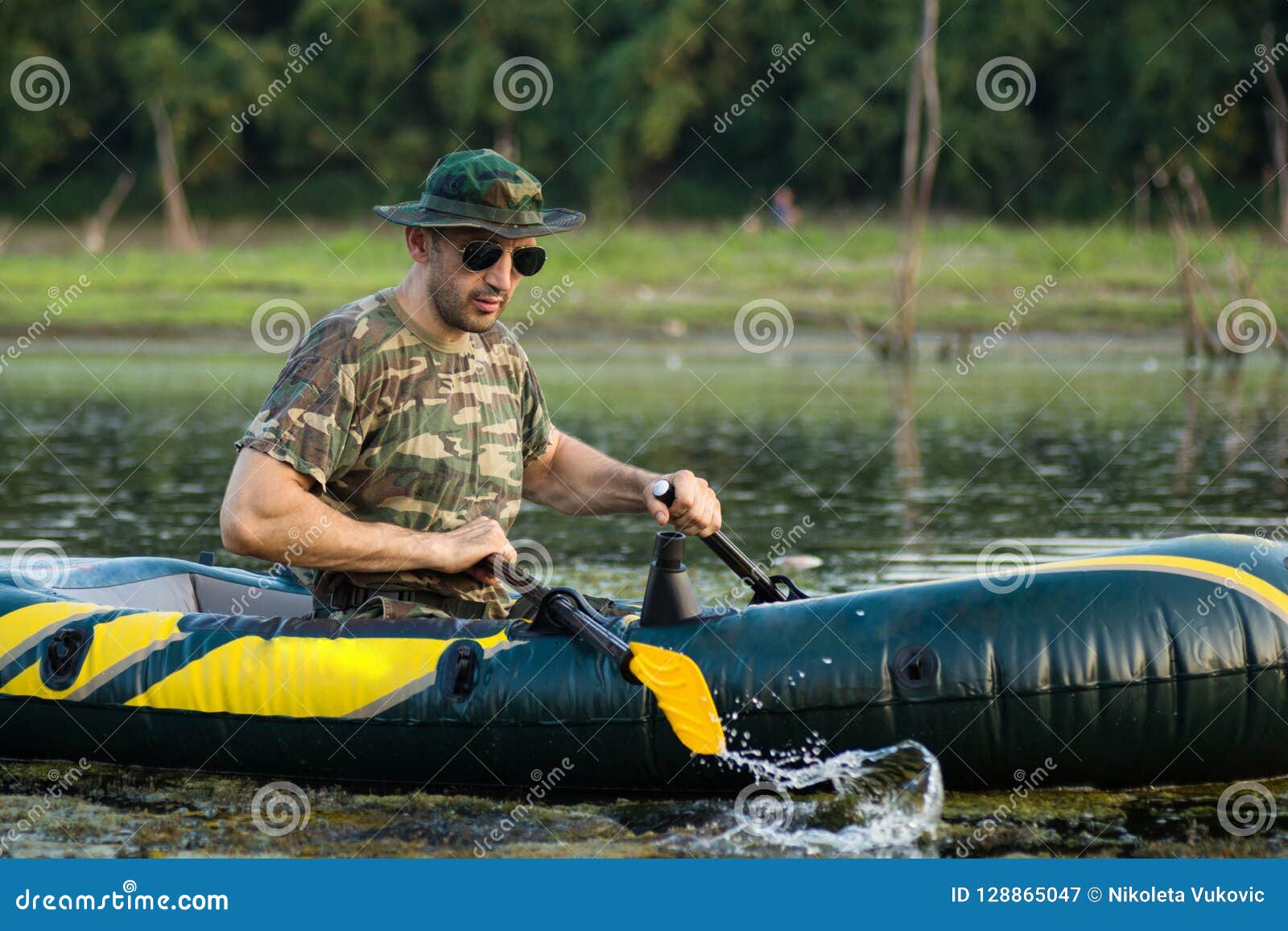 El remar en barco inflable imagen de archivo. Imagen de paleta - 128865047