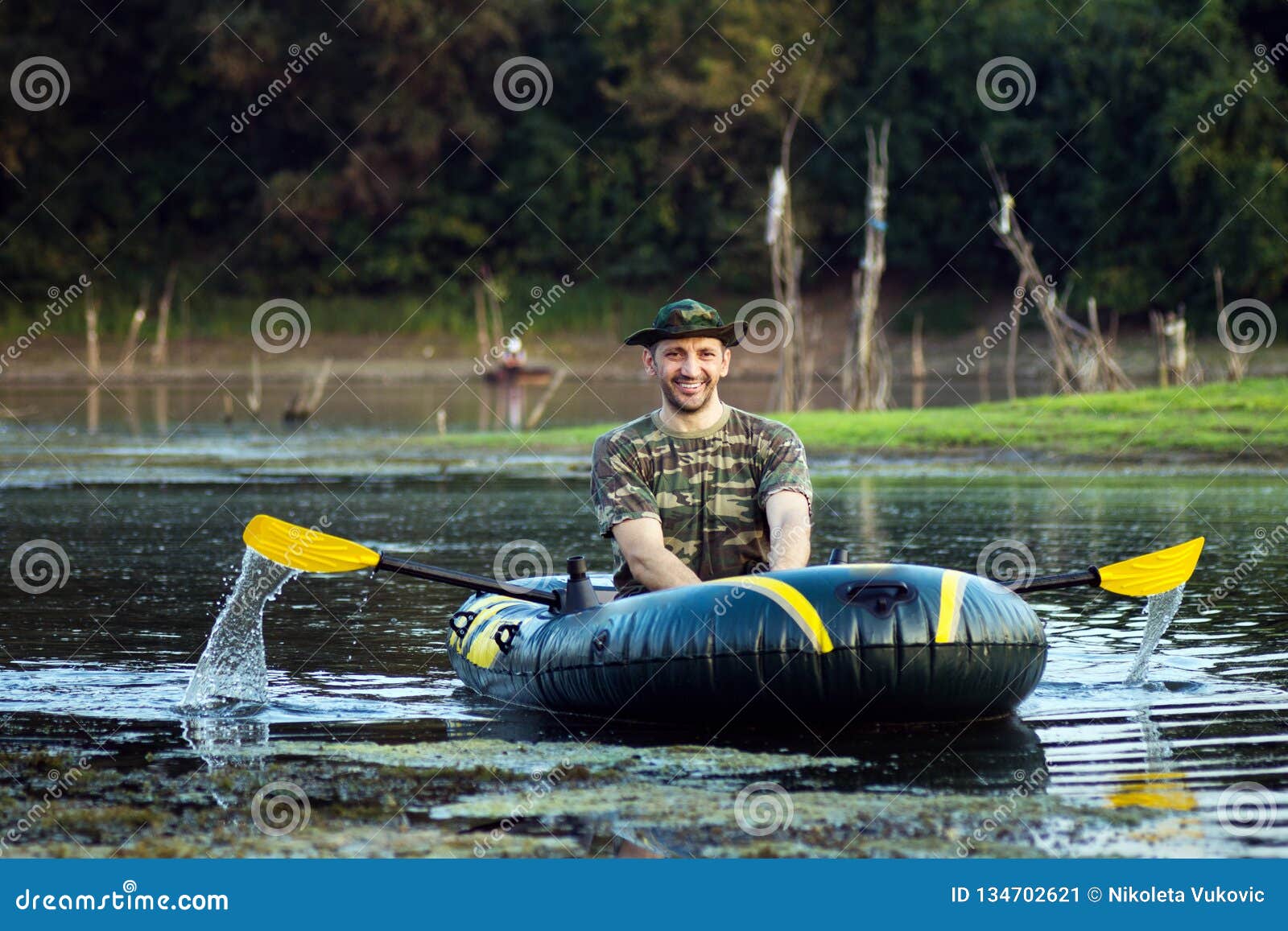 El remar en barco inflable imagen de archivo. Imagen de lago - 134702621