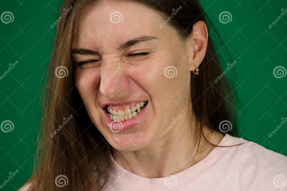 El Retrato De Una Mujer Indignada Diferentes Emociones De Una Joven En Un Cromakey De Fondo