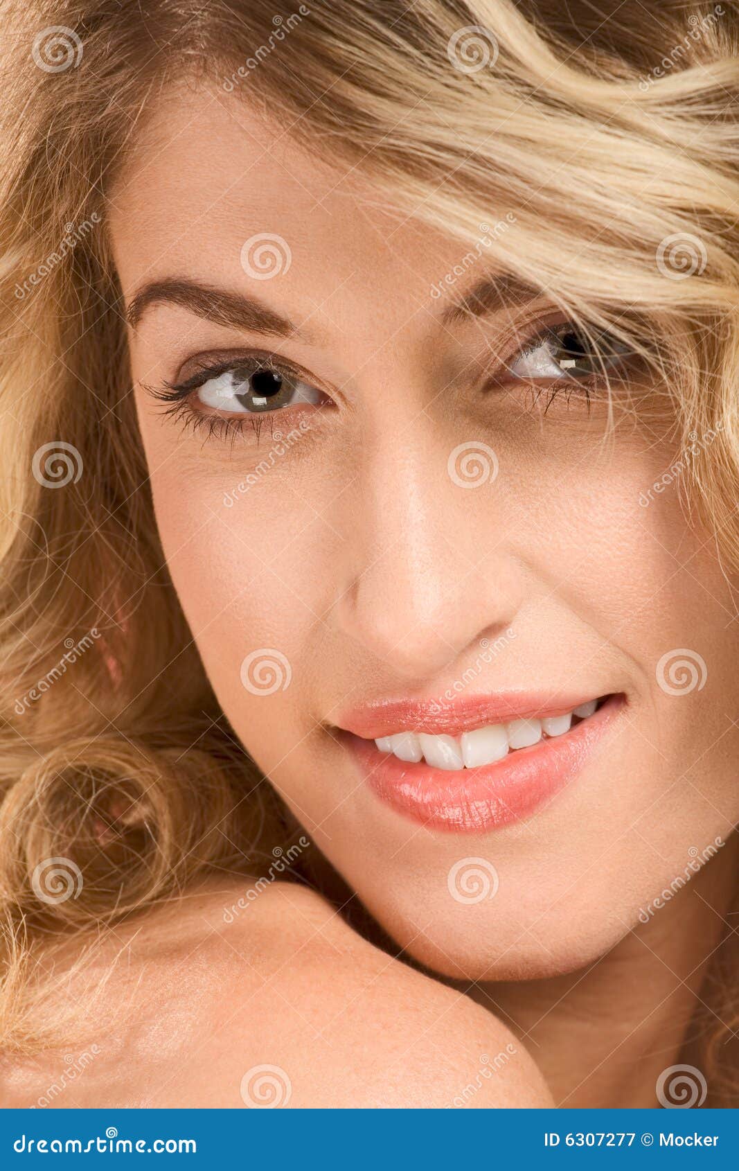 El Retrato Del Blonde Que Desgasta Natural Compone Imagen De Archivo