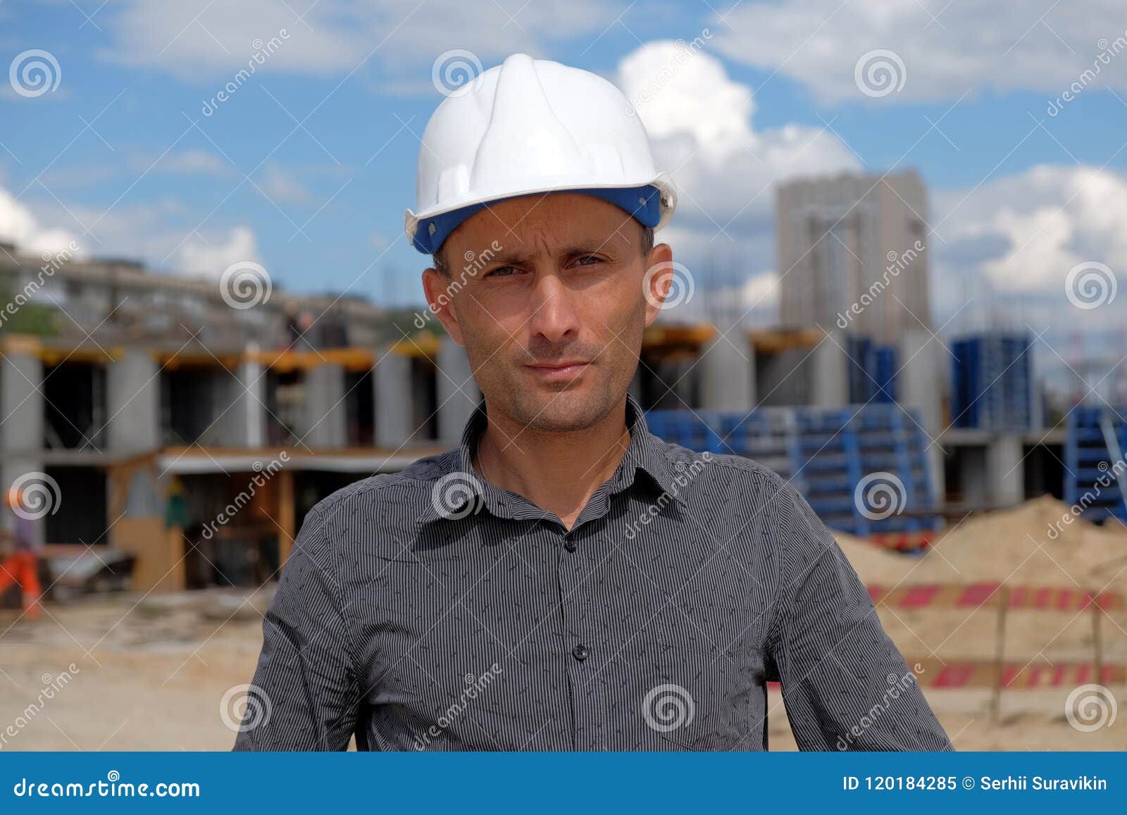 El Retrato Del Capataz En El Casco Blanco Imagen de archivo - Imagen de ...