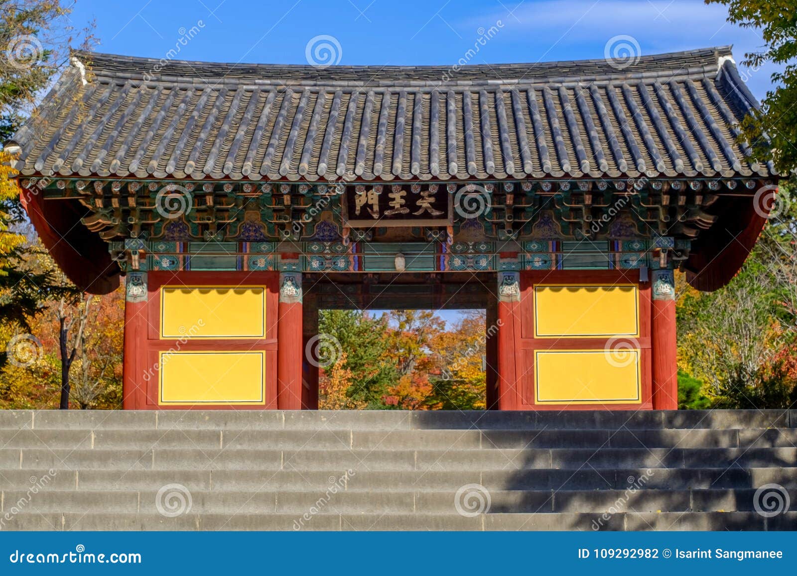 El Rey Gate Del Templo De Bulguksa Foto de archivo - Imagen de herencia ...
