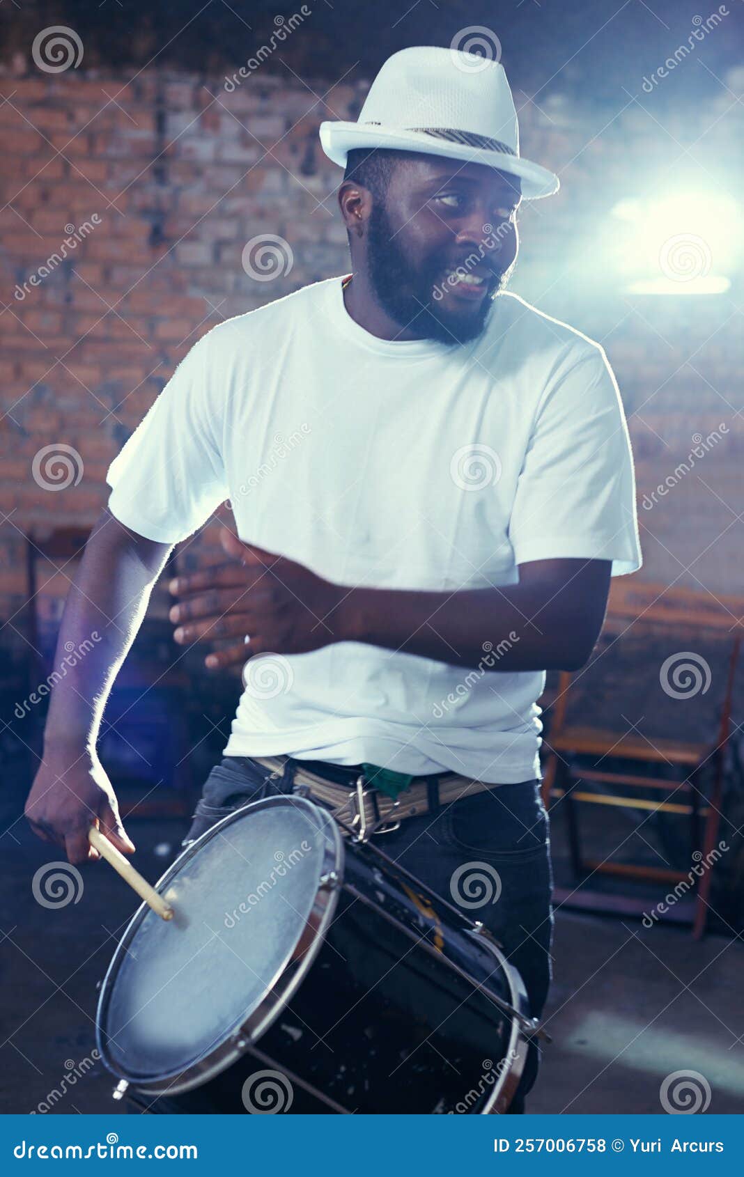El Ritmo Viene De Su Alma. Un Sonriente Tocando Un Tambor De Mano. Foto ...