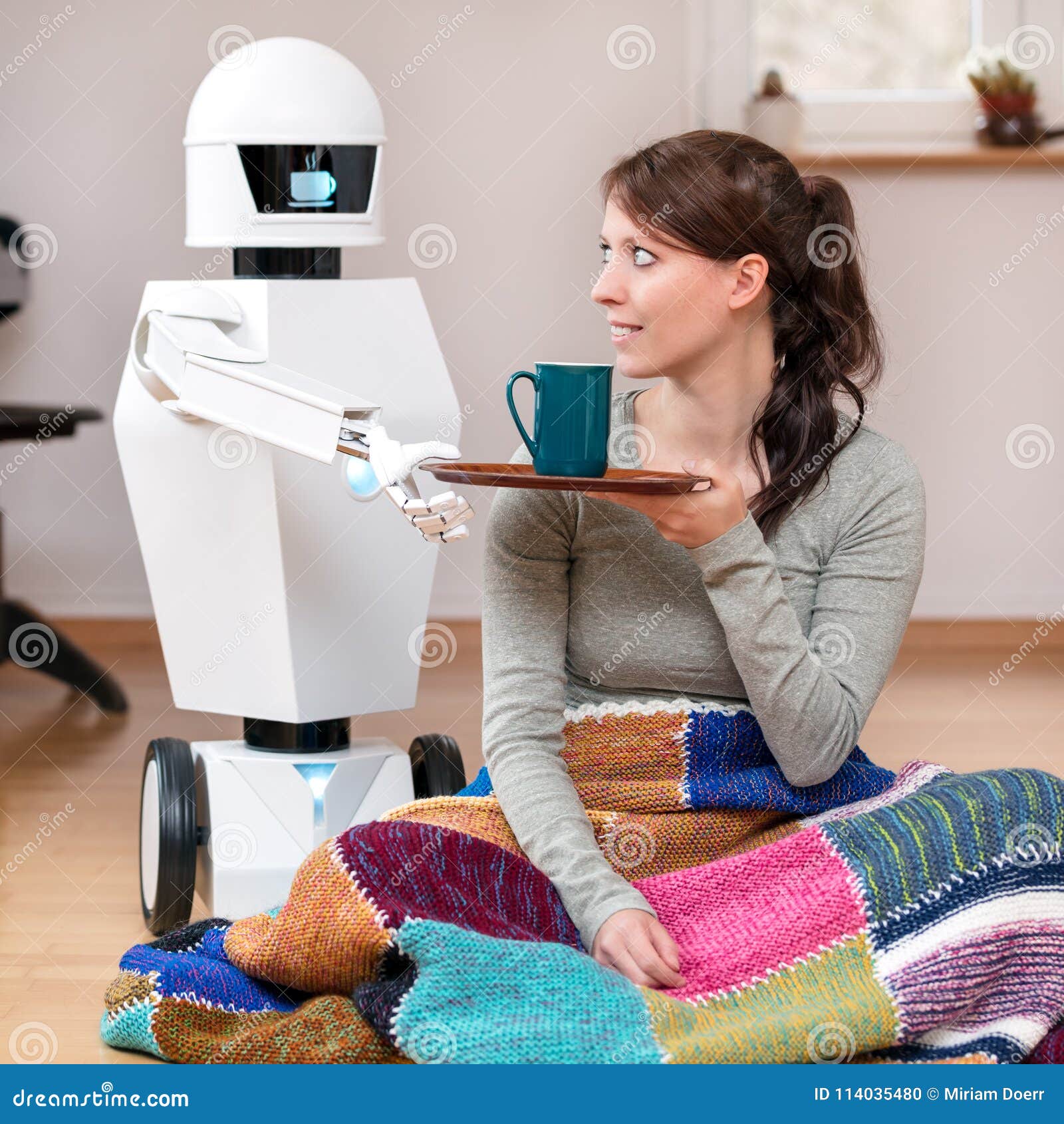 El Robot Del Servicio Está Dando Un Café Foto de archivo - Imagen de ...