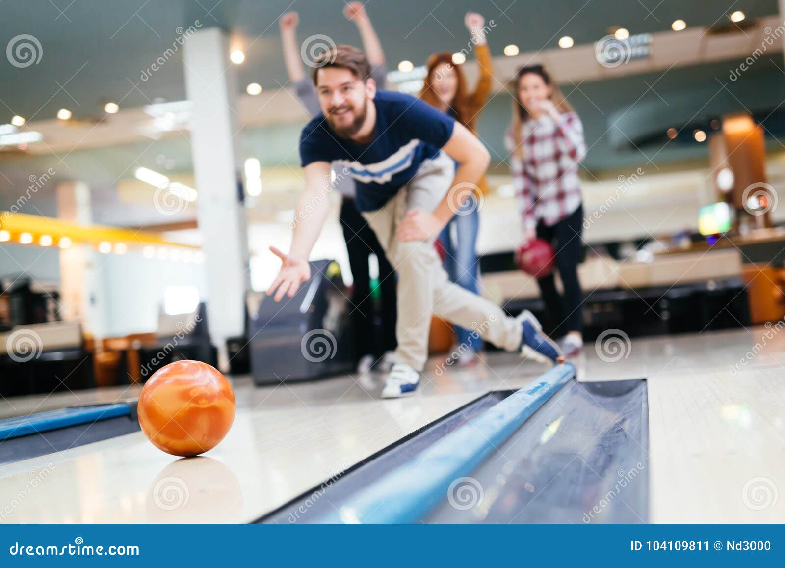 El rodar imagen de archivo. Imagen de felicidad, ocasional - 104109811