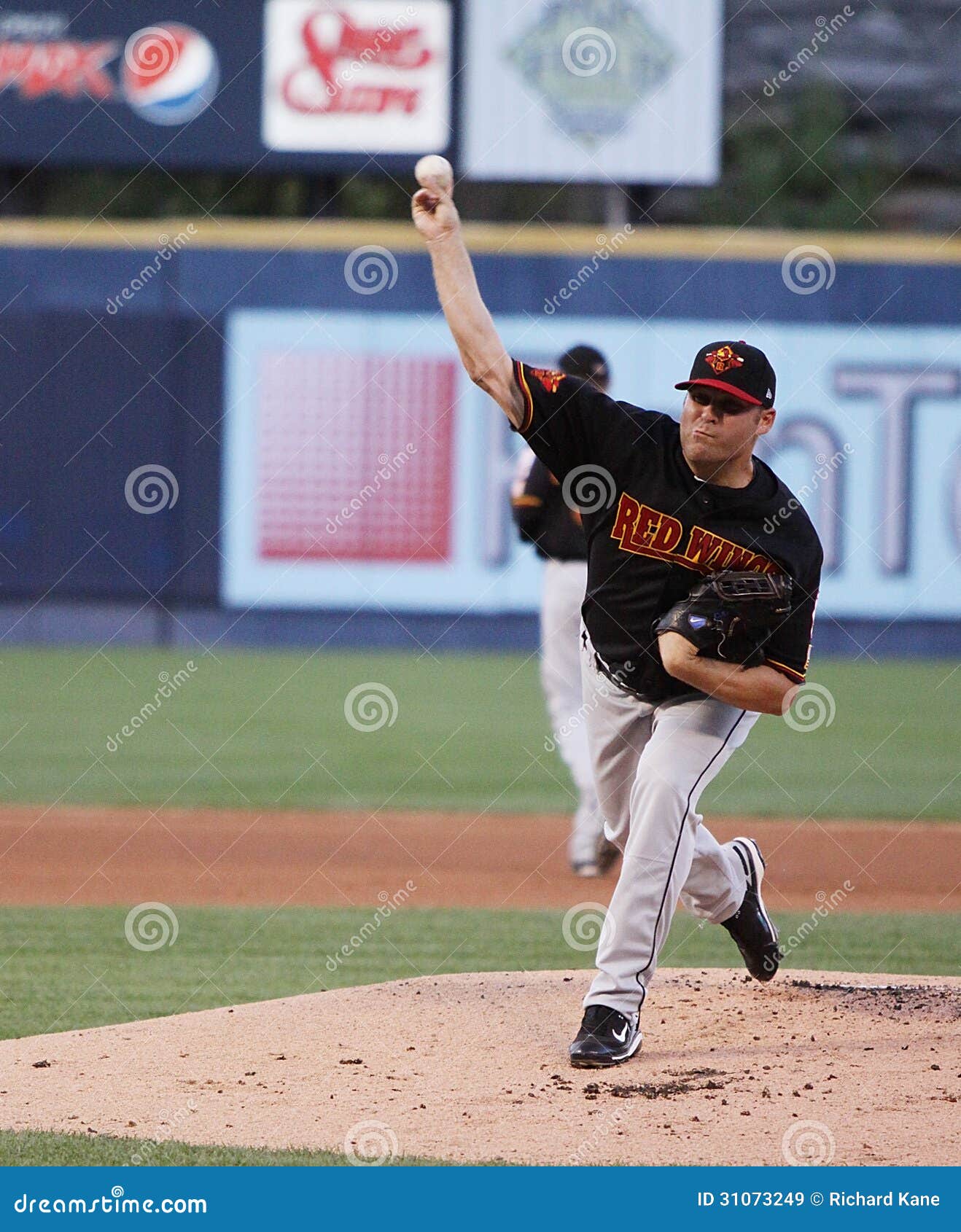 El Rojo De Rochester Se Va Volando a La Jarra Thomas Diamond Imagen de ...