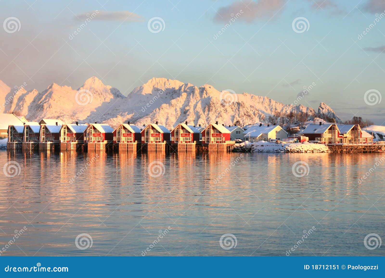 El rorbuer de Svinoya imagen de archivo. Imagen de cubo - 18712151