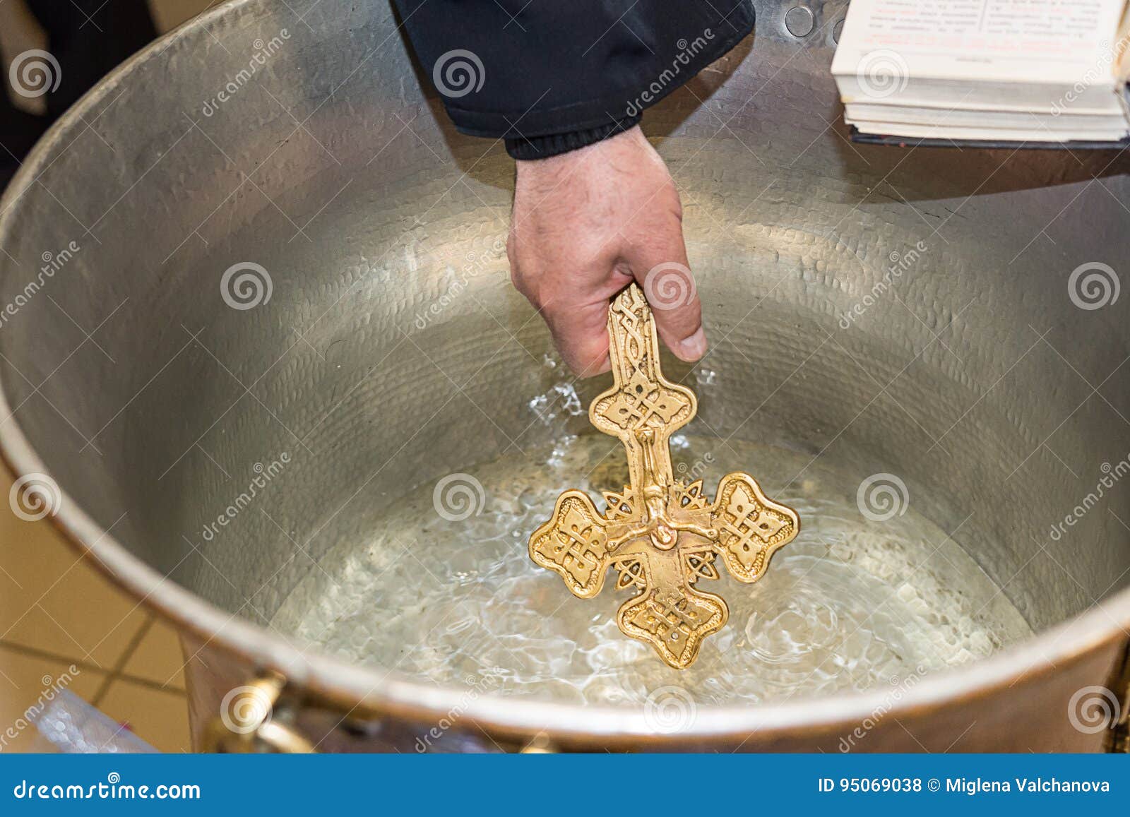 El Sacerdote Bendice La Fuente Bautismal Del Bautizo Llenada De Agua