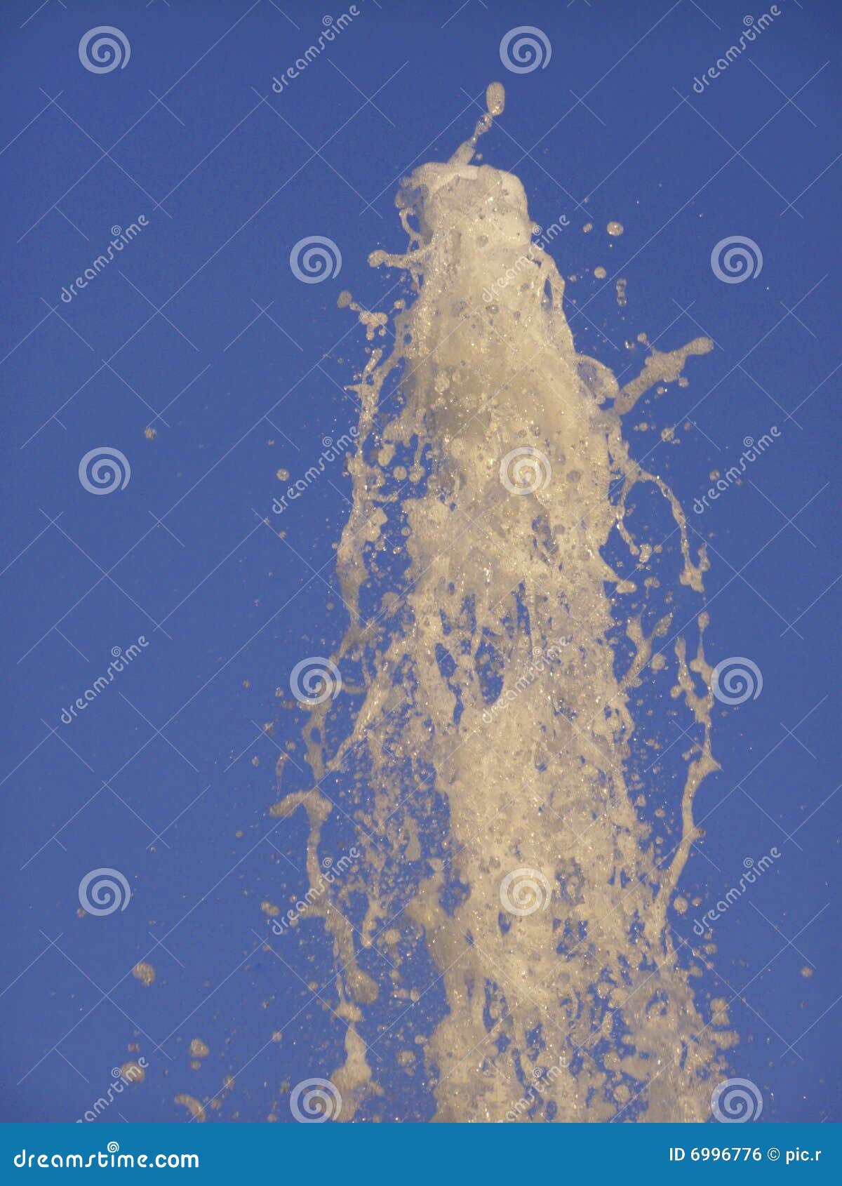 El Salpicar Del Agua De La Fuente Foto de archivo - Imagen de espacio ...