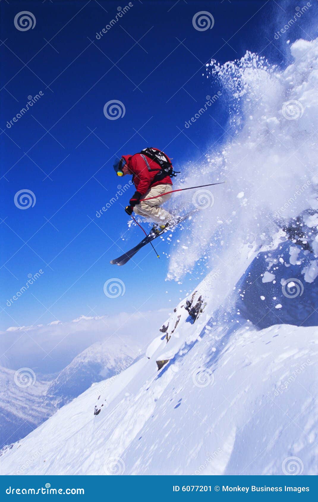 El salto del esquiador imagen de archivo. Imagen de ocio - 6077201