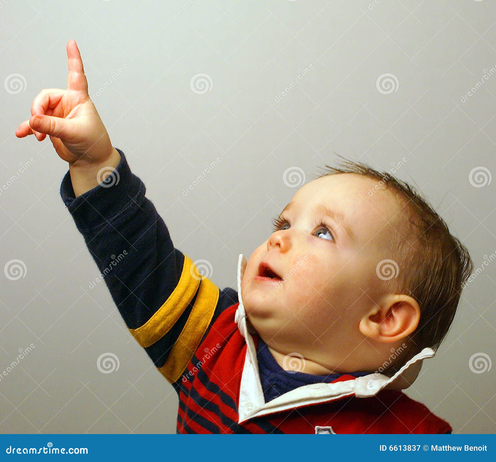 El señalar del bebé imagen de archivo. Imagen de interesado - 6613837
