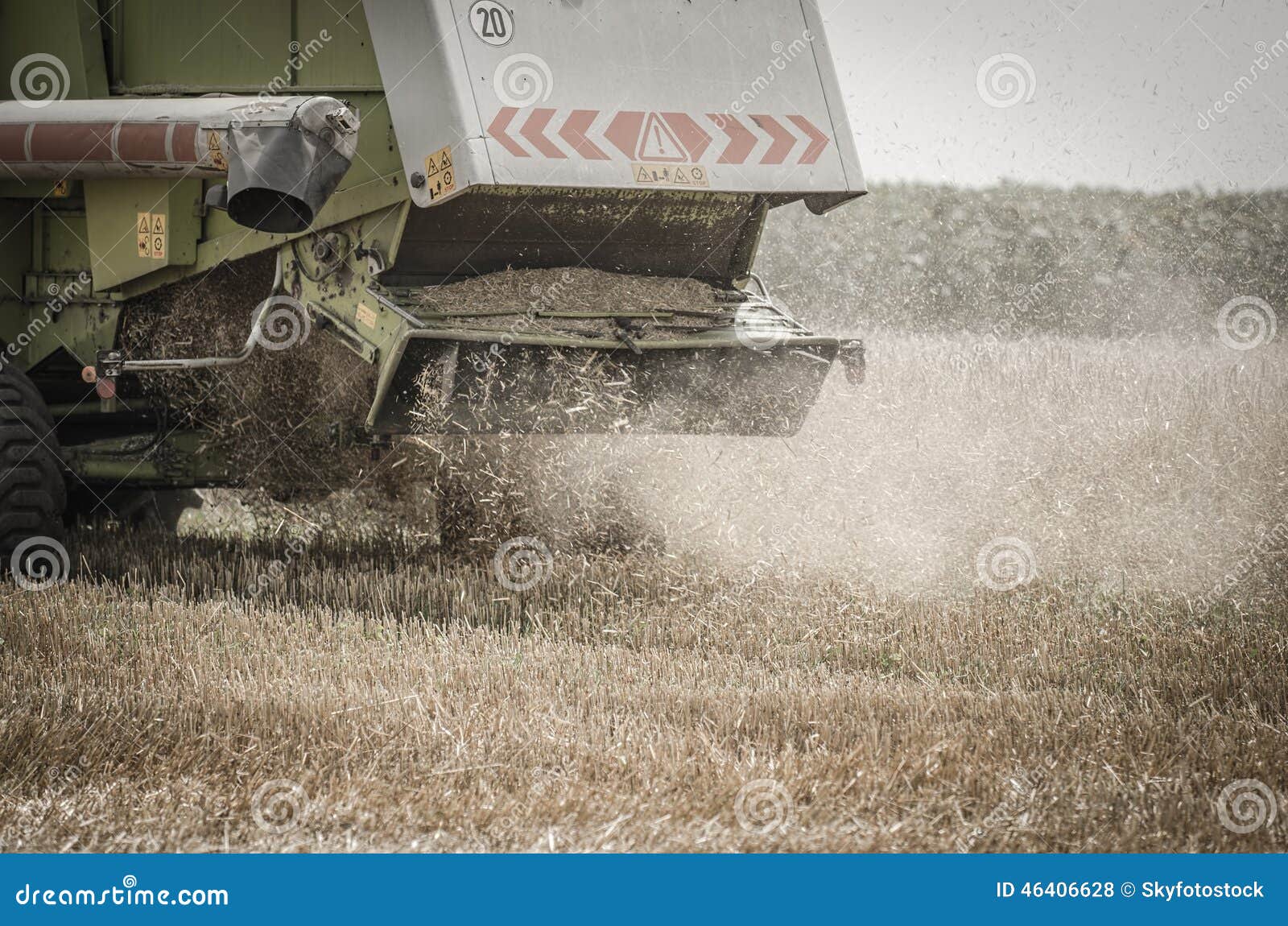 El segador trilla el trigo foto de archivo. Imagen de prado - 46406628