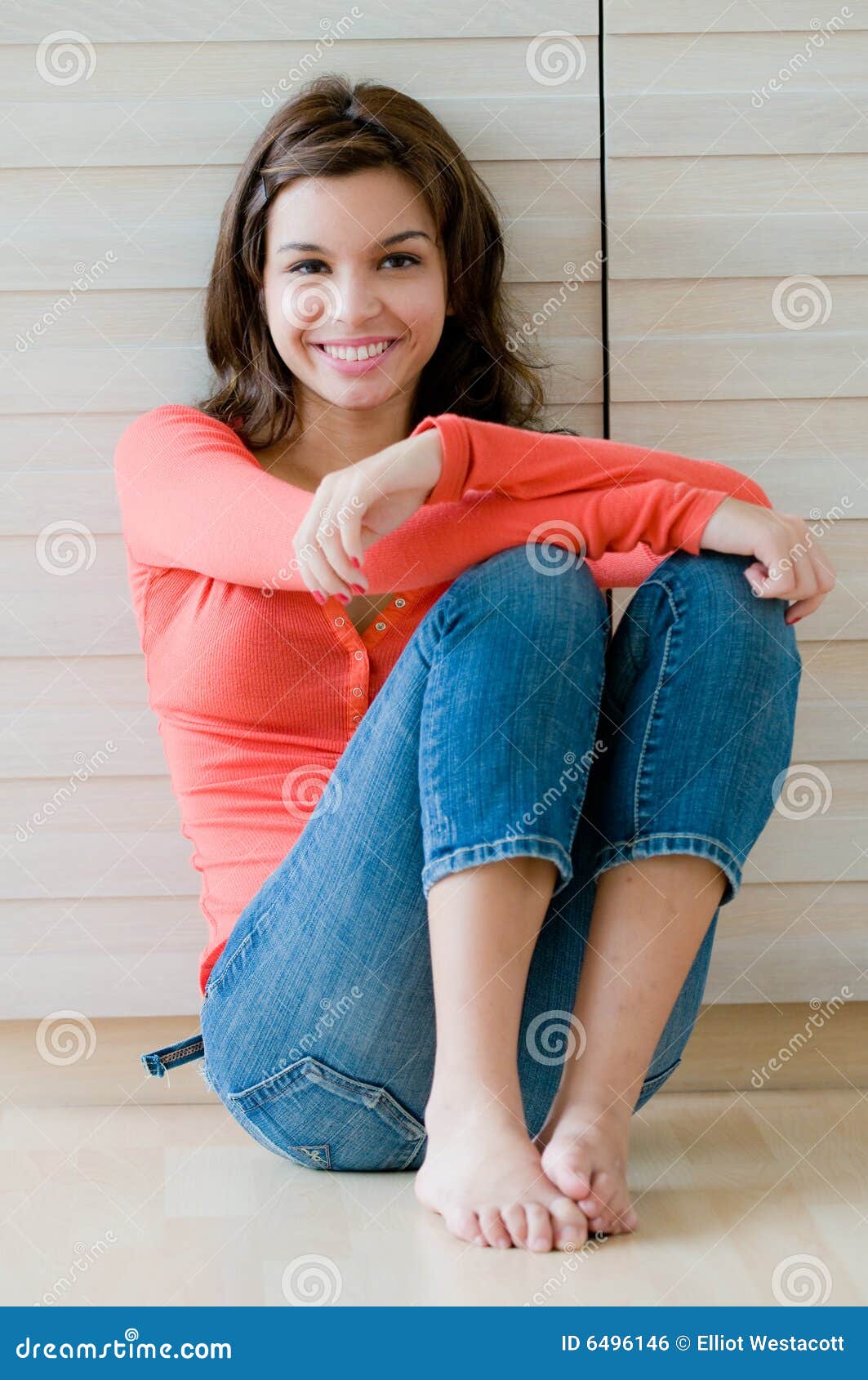 El sentarse en el suelo foto de archivo. Imagen de madera - 6496146