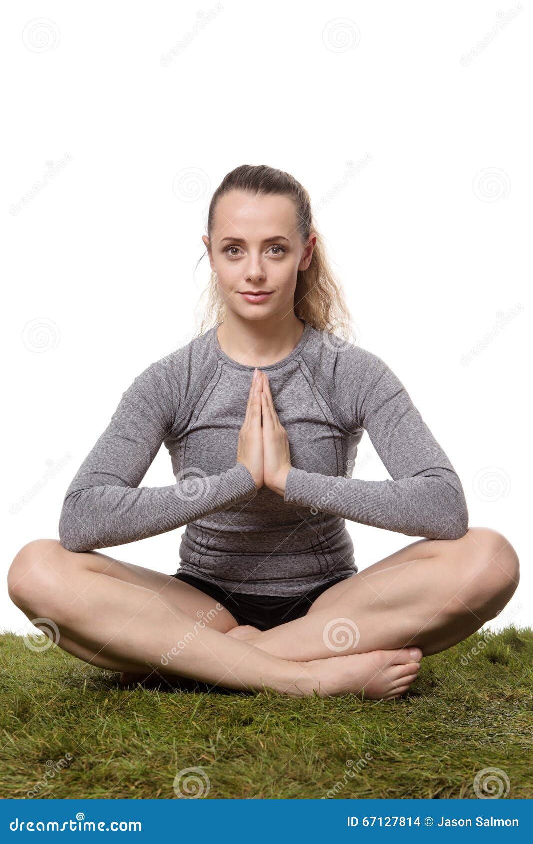 El Sentarse En Hierba Y El Ser Relajado Foto de archivo - Imagen de ...