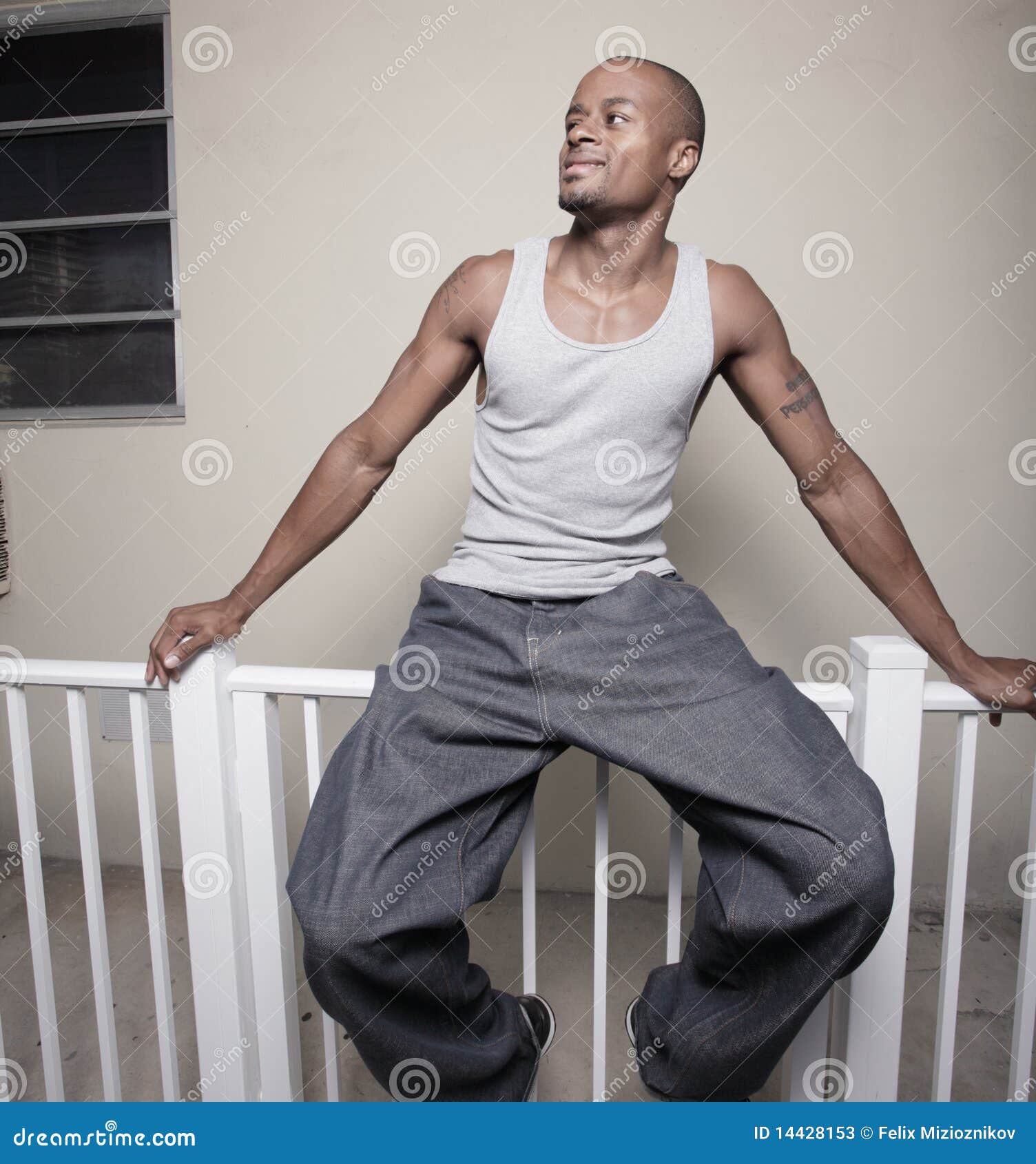 El sentarse en la repisa imagen de archivo. Imagen de vertical - 14428153