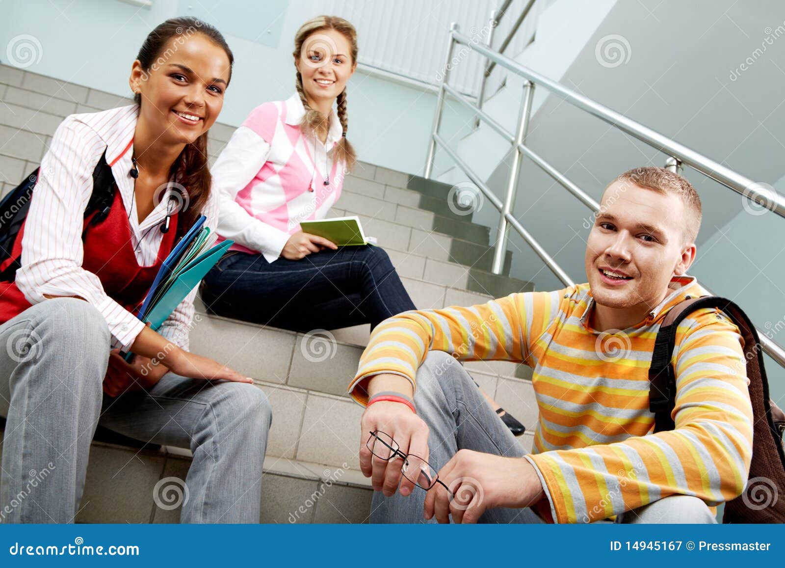 El Sentarse En Las Escaleras Imagen de archivo - Imagen de ropa ...