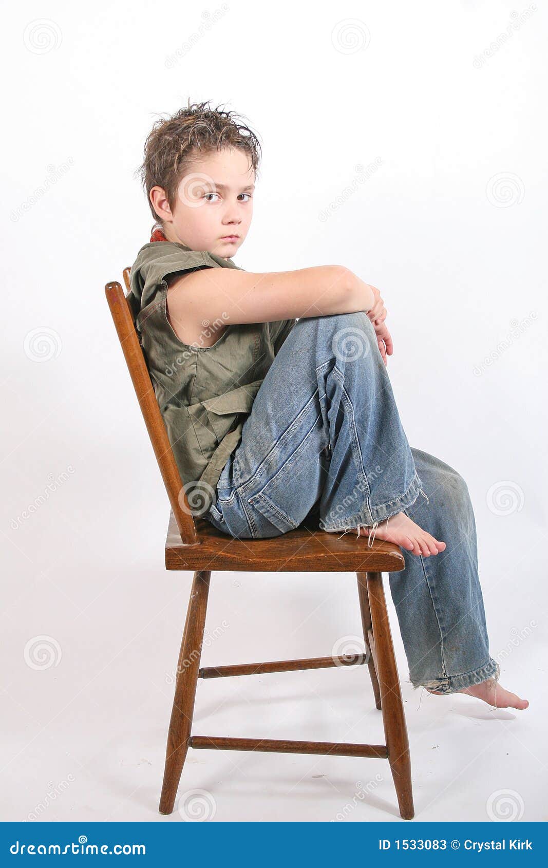 El sentarse en silla imagen de archivo. Imagen de muchacho - 1533083