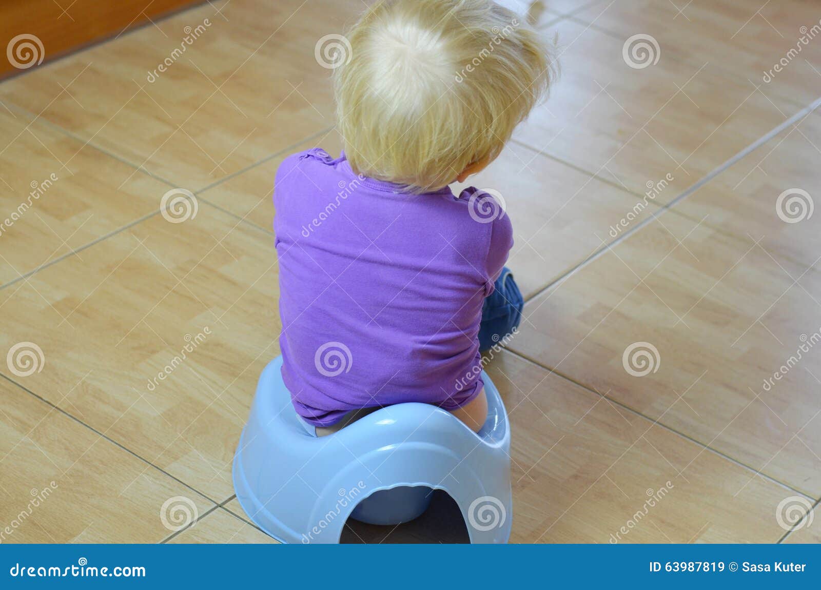 El sentarse en un potty imagen de archivo. Imagen de rubio - 63987819