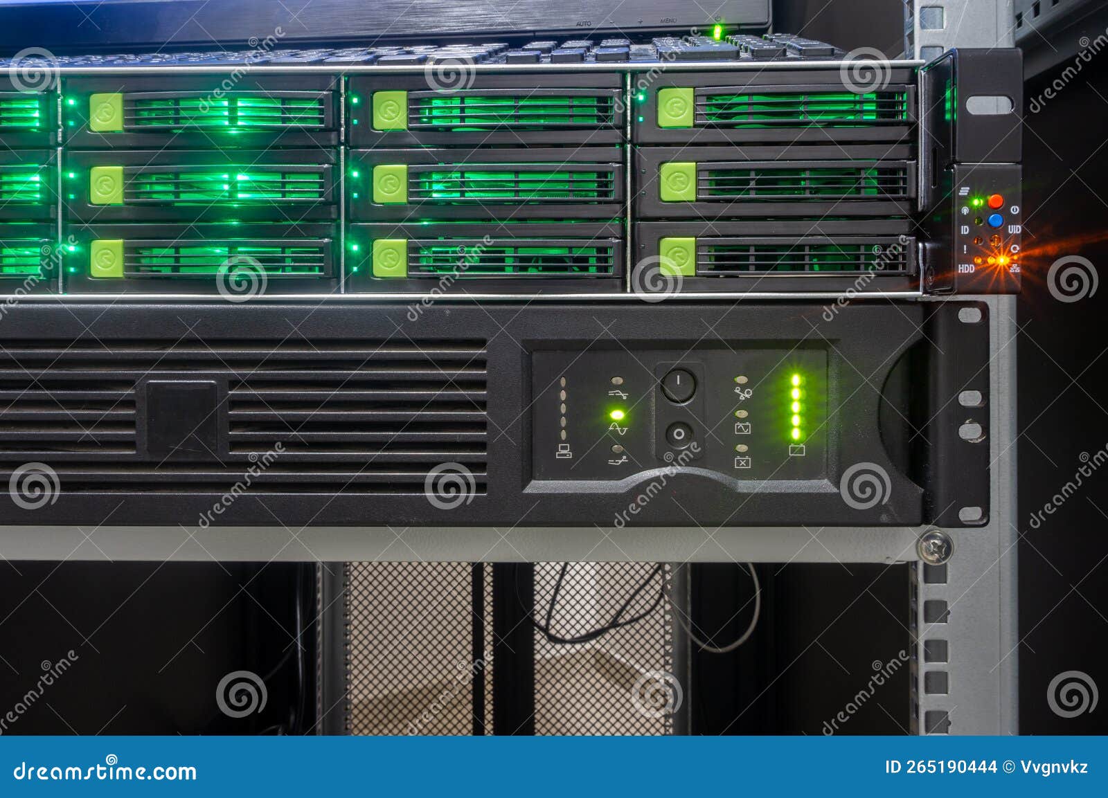 El Servidor Instalado En El Centro De Datos Foto de archivo - Imagen de ...