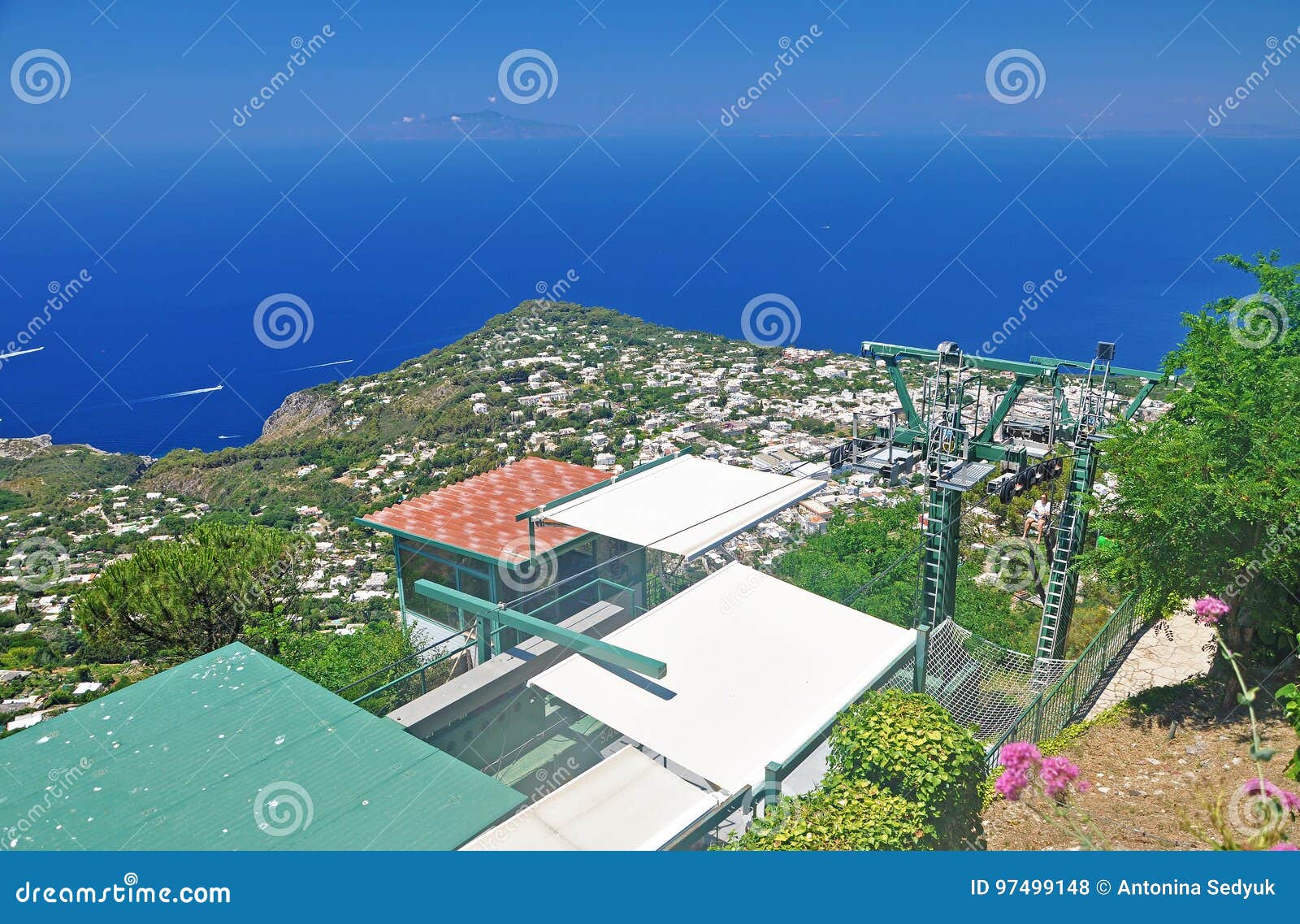 El Sitio Del Funicular Suspendida En La Isla De Capri Foto de archivo ...