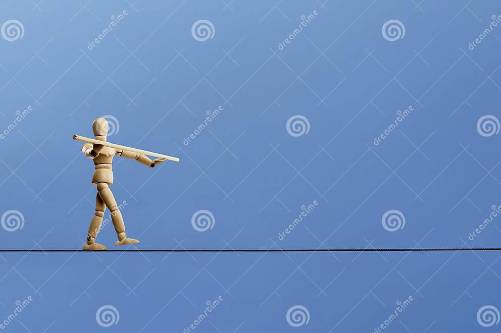 El slacklining simulado foto de archivo. Imagen de madera - 27293646