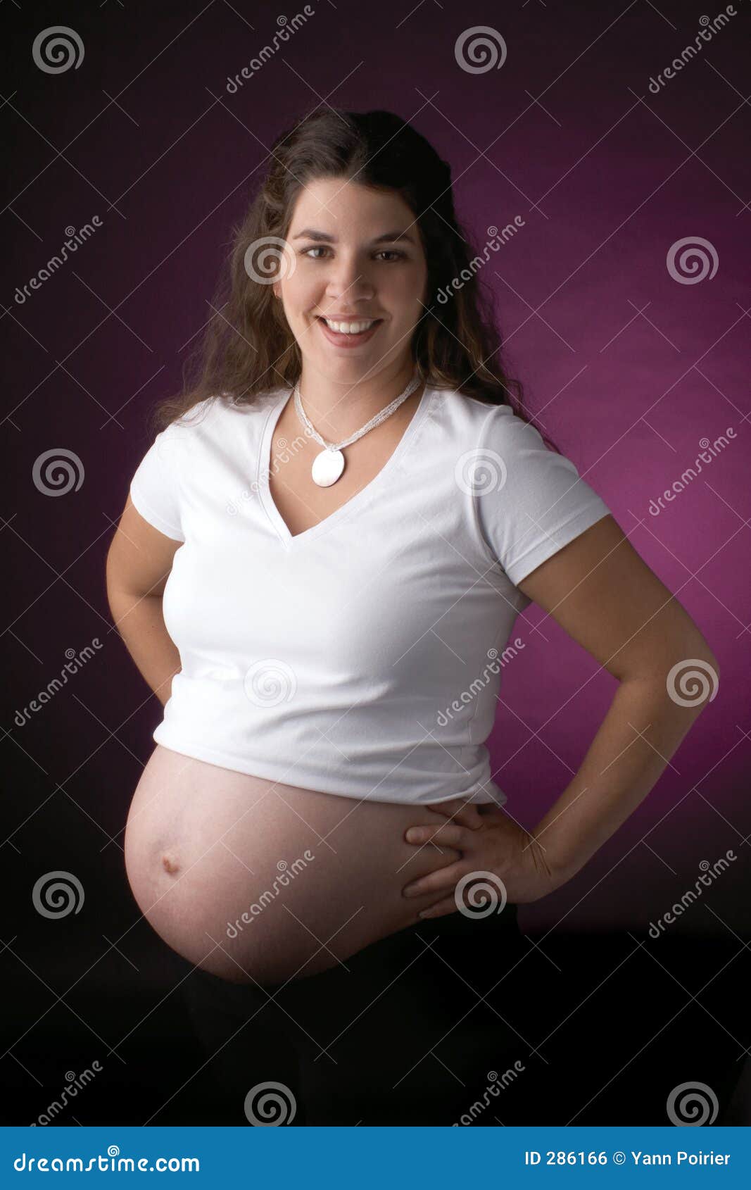 El Smilling Embarazado De Las Mujeres Foto de archivo - Imagen de ...