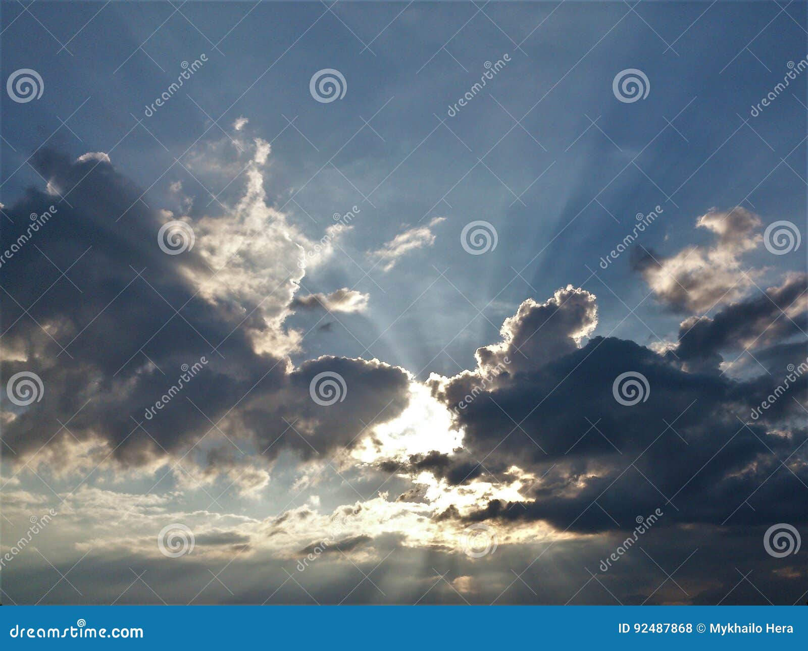 El Sol Aparece Entre Las Nubes Foto de archivo - Imagen de nubes, azul ...