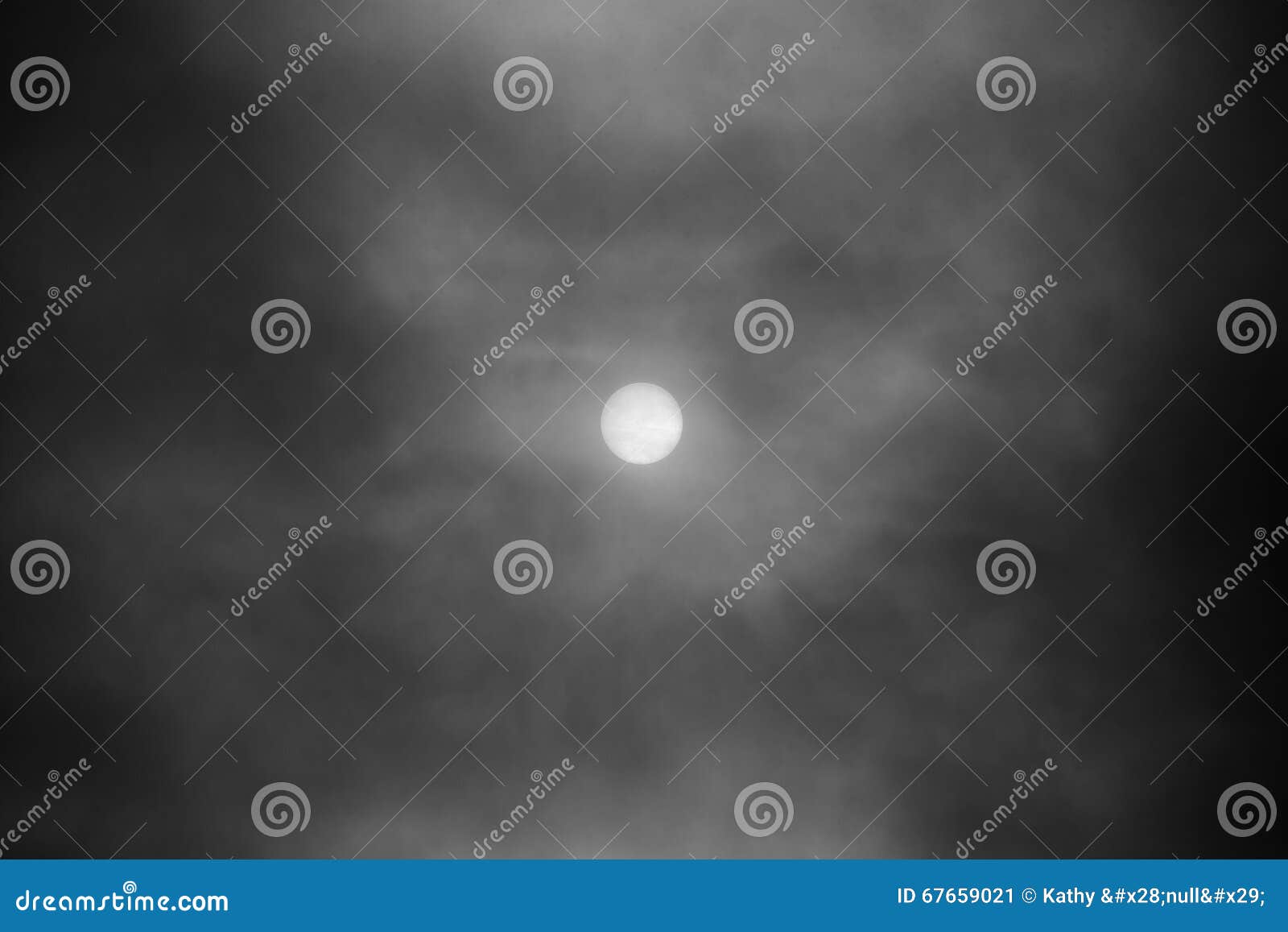 El sol en blanco y negro imagen de archivo. Imagen de espacio - 67659021