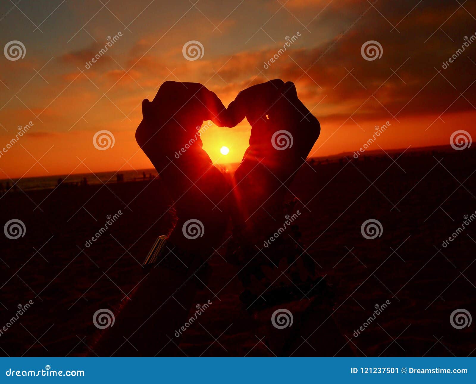 El Sol En Medio En Mis Manos Imagen de archivo - Imagen de manos, amor ...