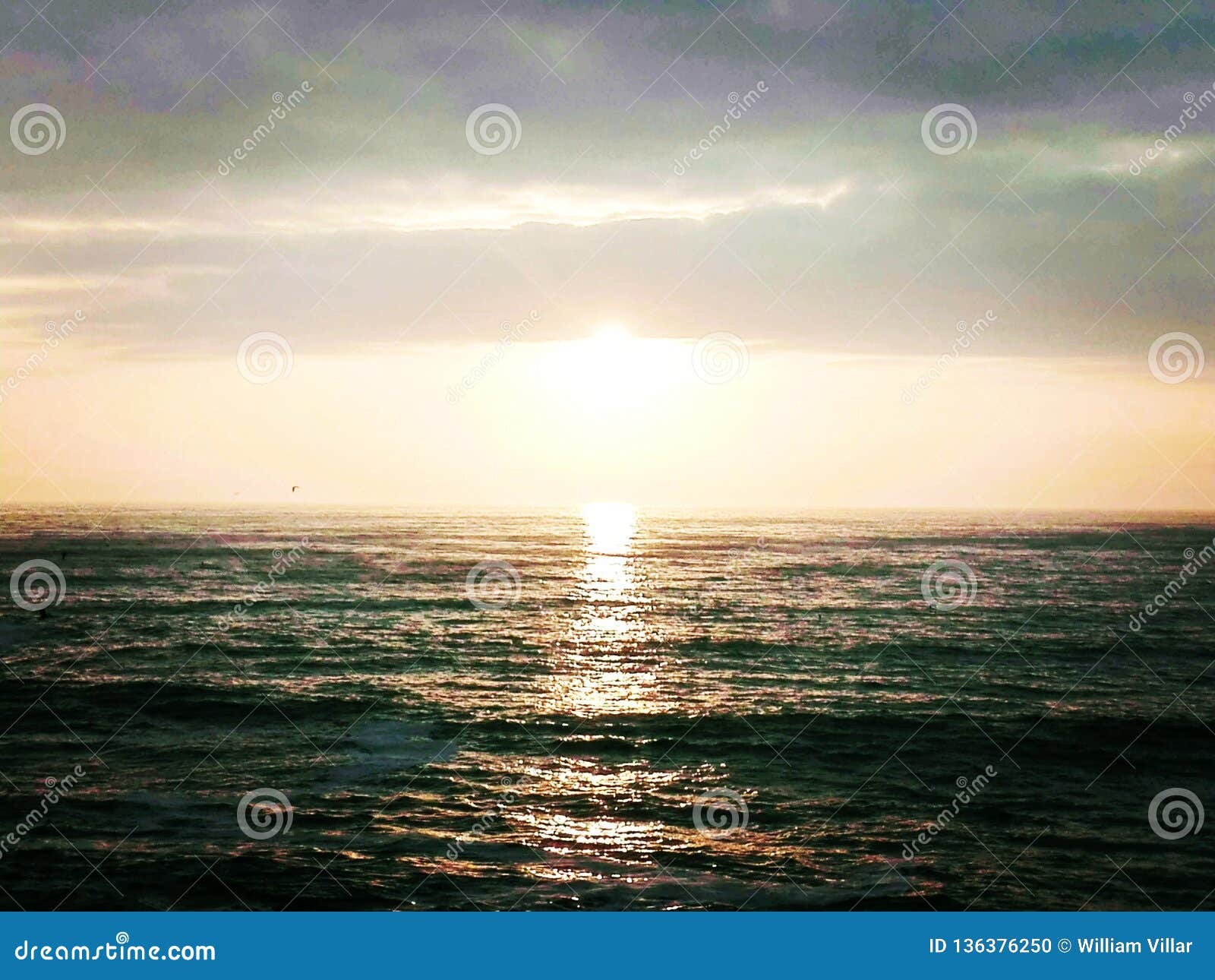 El Sol En Todo Su Gran Esplendor Foto de archivo - Imagen de ...