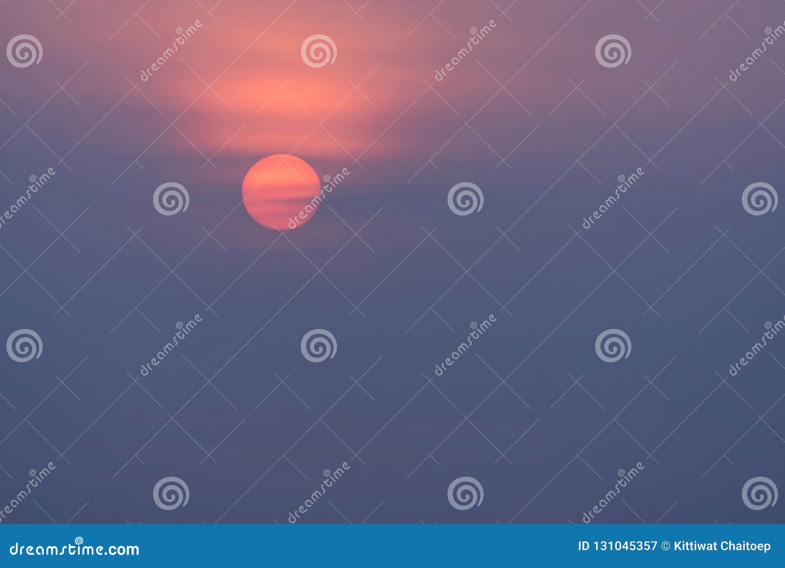 El sol hermoso en cielo imagen de archivo. Imagen de sunburst - 131045357