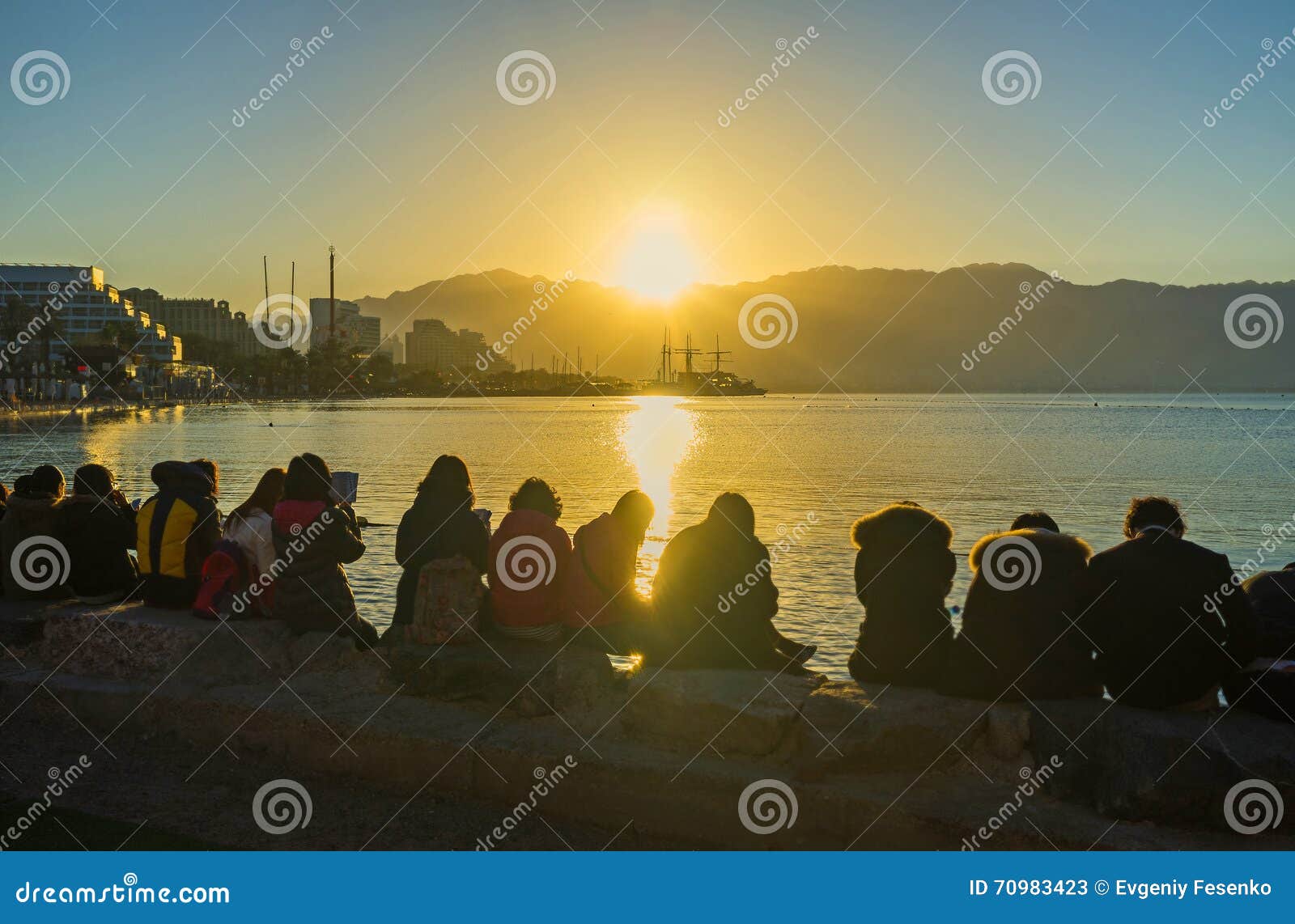 El sol naciente foto de archivo editorial. Imagen de coastline - 70983423