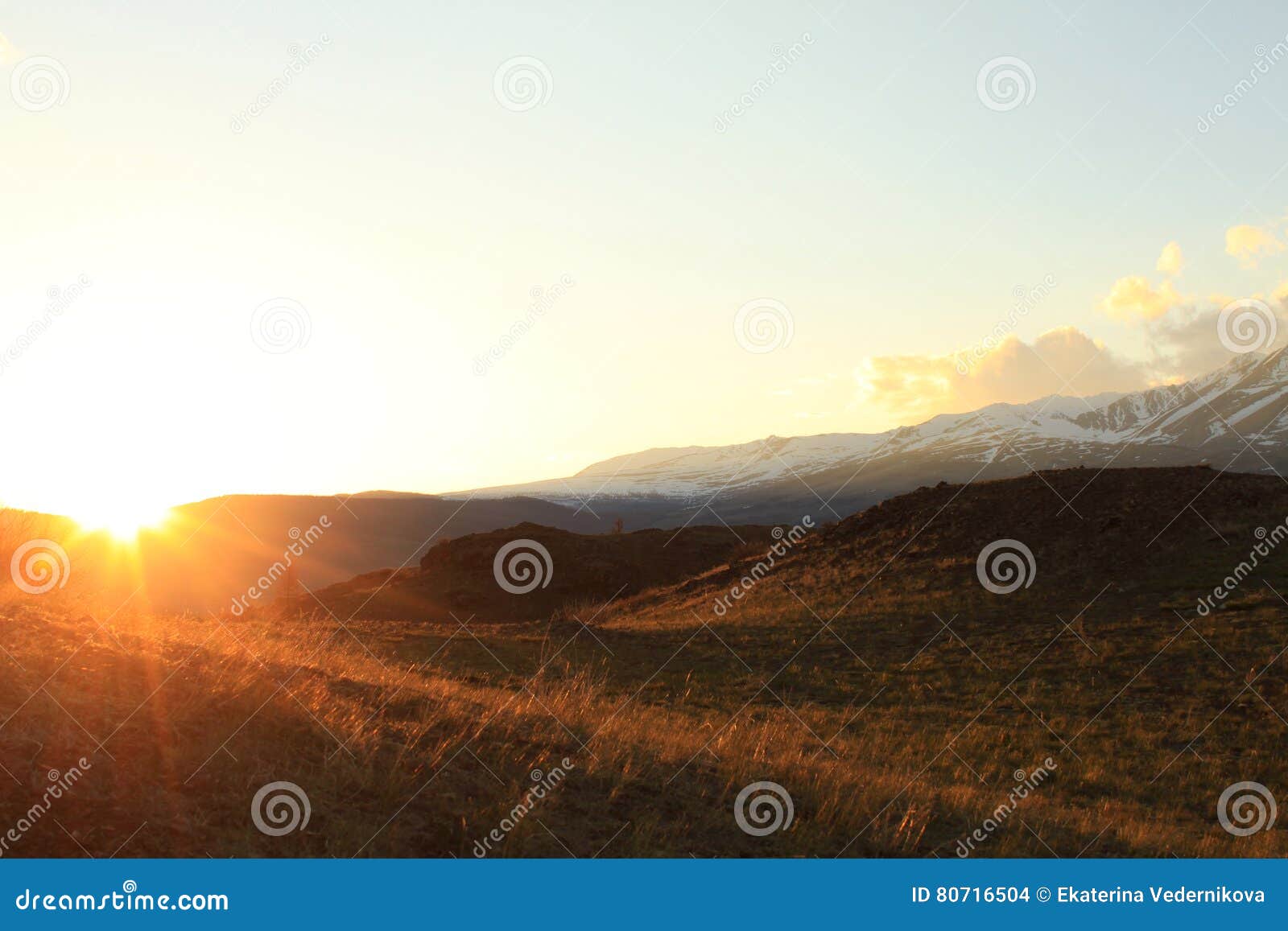 El Sol Poniente En La Estepa De Kurai Foto de archivo - Imagen de cubo ...