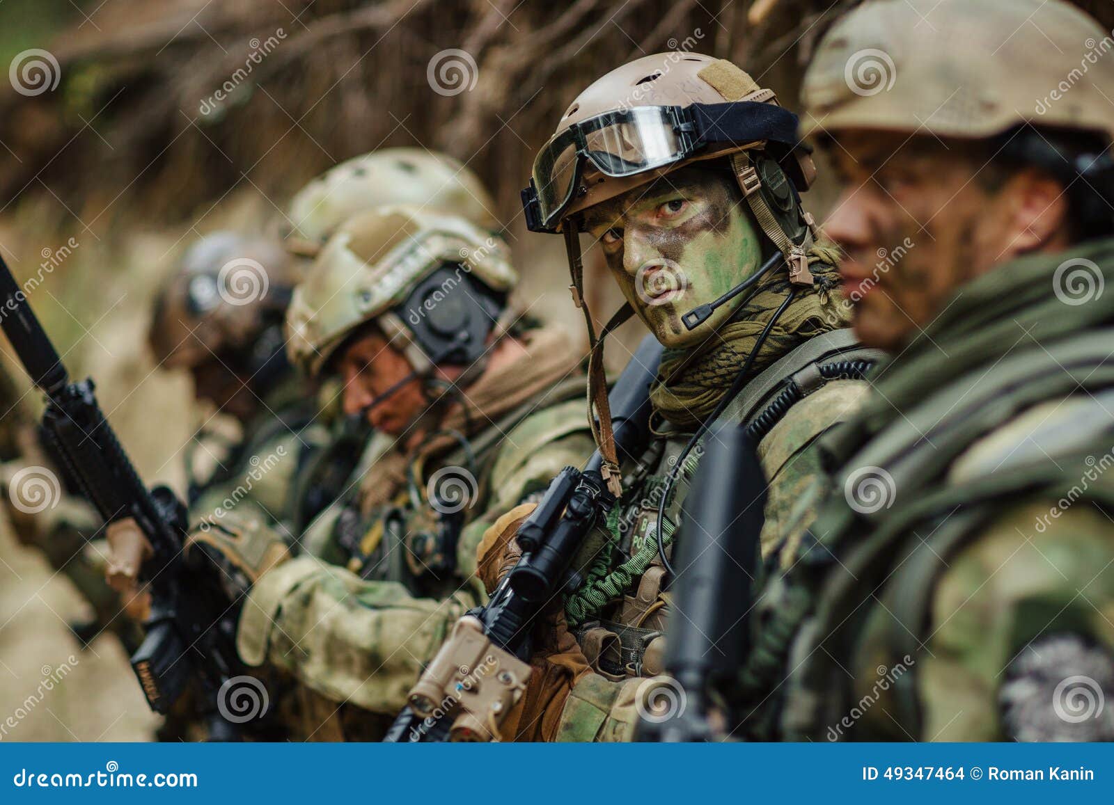 El Soldado Apunta Su Arma En Vista Foto de archivo - Imagen de deporte ...