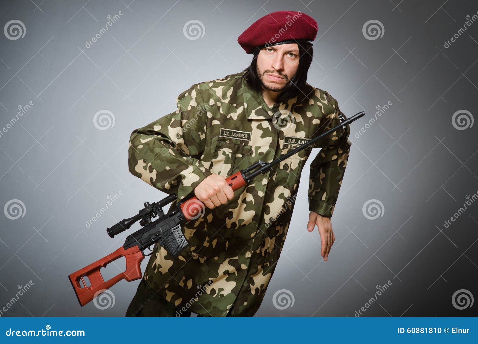 El Soldado Con La Arma De Mano Contra Gris Foto de archivo - Imagen de ...