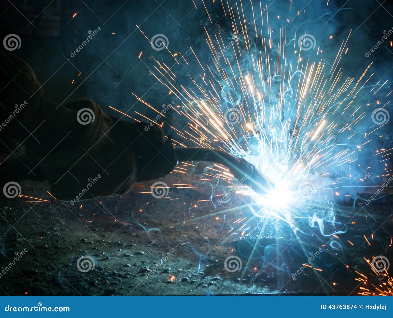 El soldar con las chispas foto de archivo. Imagen de trabajador - 43763874