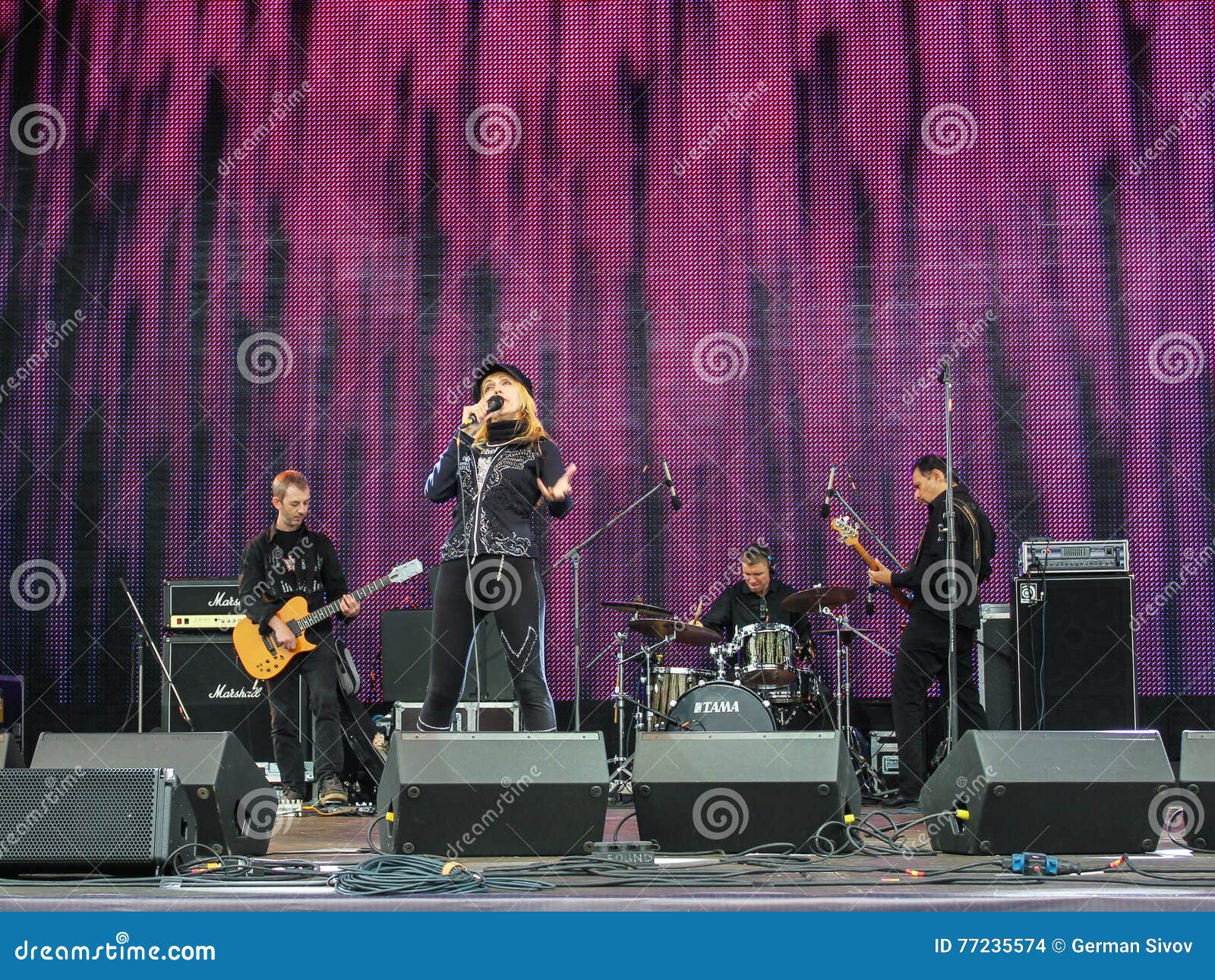 El solista del grupo imagen de archivo editorial. Imagen de concierto ...