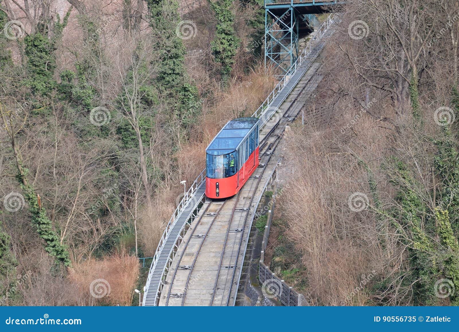 El Subir Funicular Moderno a Schlossberg En Graz Imagen editorial ...