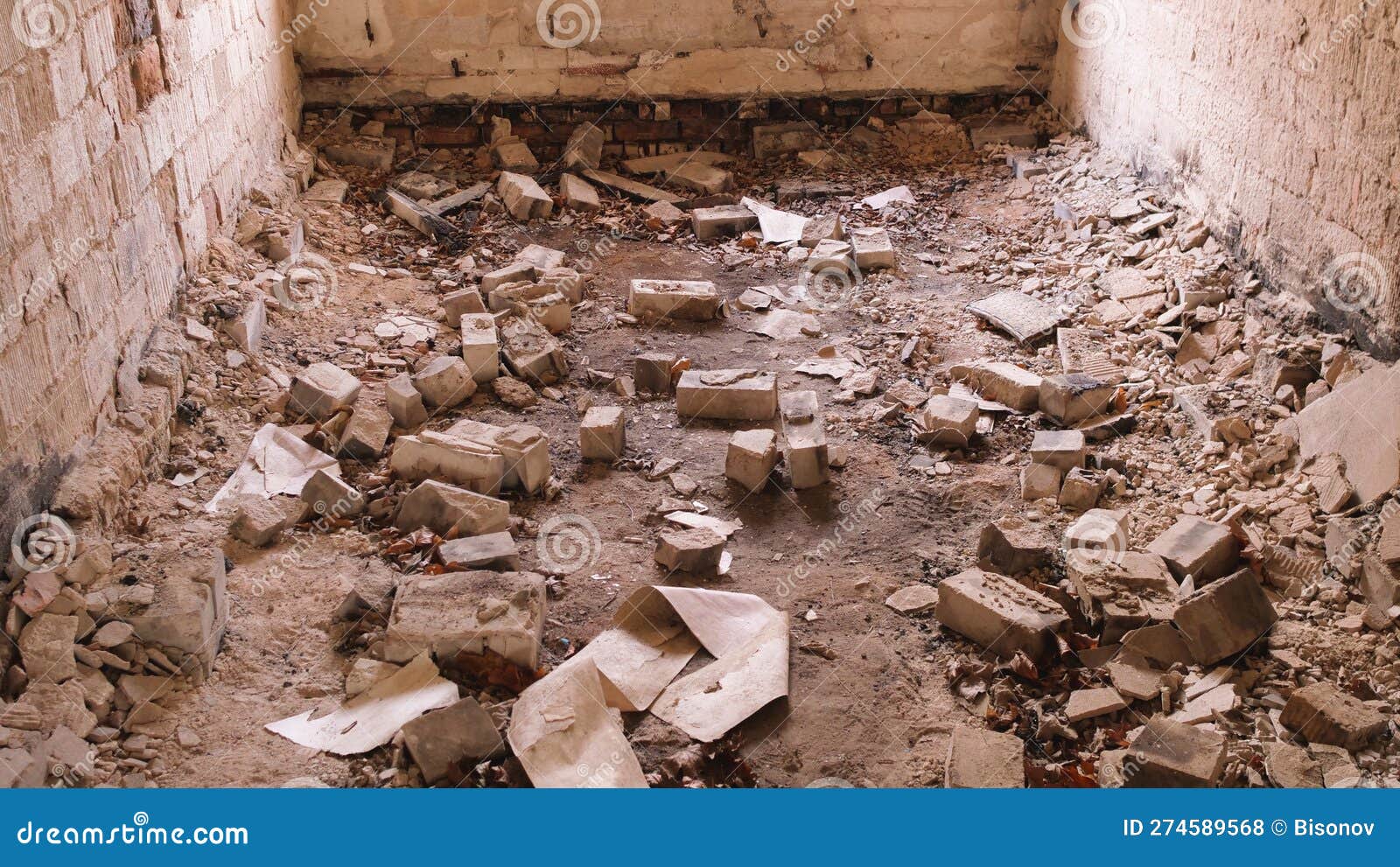 El Suelo, El Interior De Un Antiguo Edificio Abandonado Y En Ruinas Foto de archivo - Imagen de ...